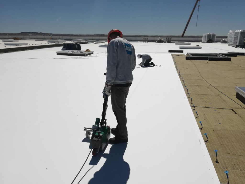 BMI EverGuard TPO Extreme ® en la cubierta Plana de una nave logística ...