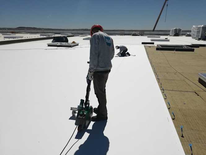 BMI EverGuard TPO Extreme ® en la cubierta Plana de una nave logística ...