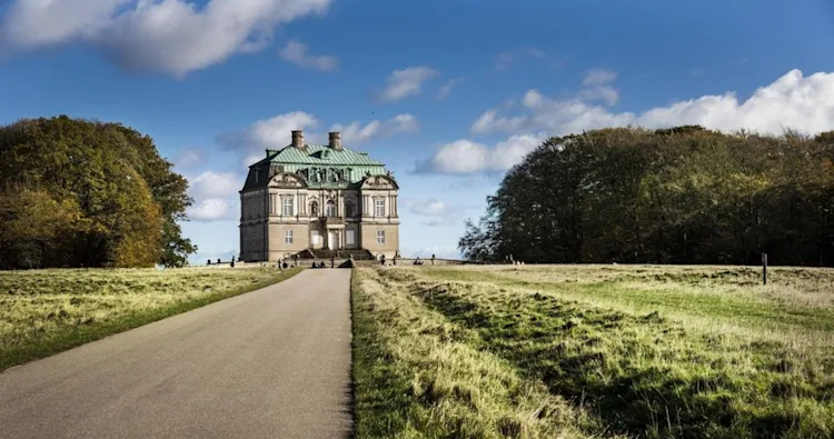 Dyrehaven vid Bakken norr om Köpenhamn - Øresundsbron