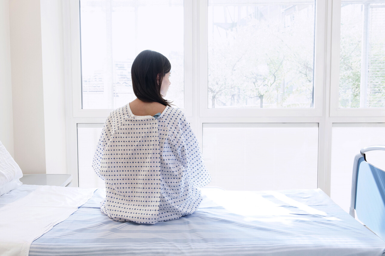 How can clinicians reduce presurgical anxiety in patients?