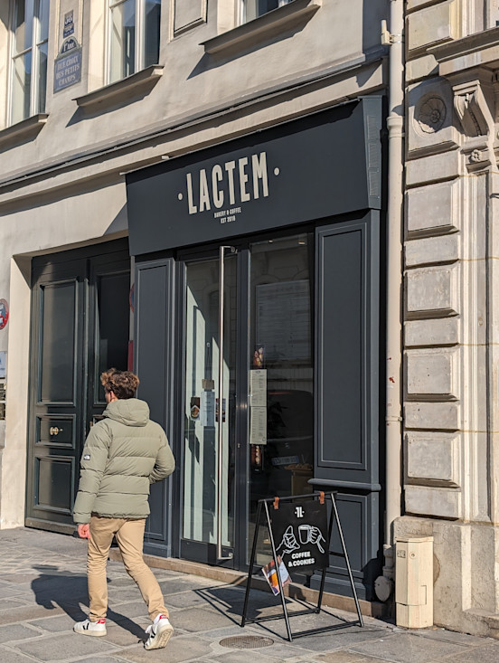 Lactem : l'élégance d'un café parisien où le fait maison est à l'honneur
