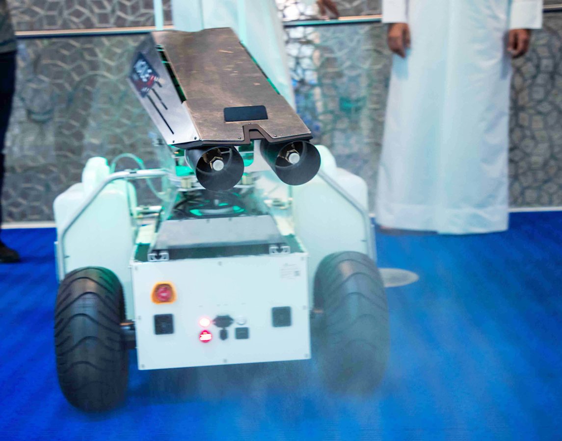 طالب في مؤسسة قطر يُصمم روبوت يؤدي دور حارس الأمن نهارًا ومهام النظافة ...