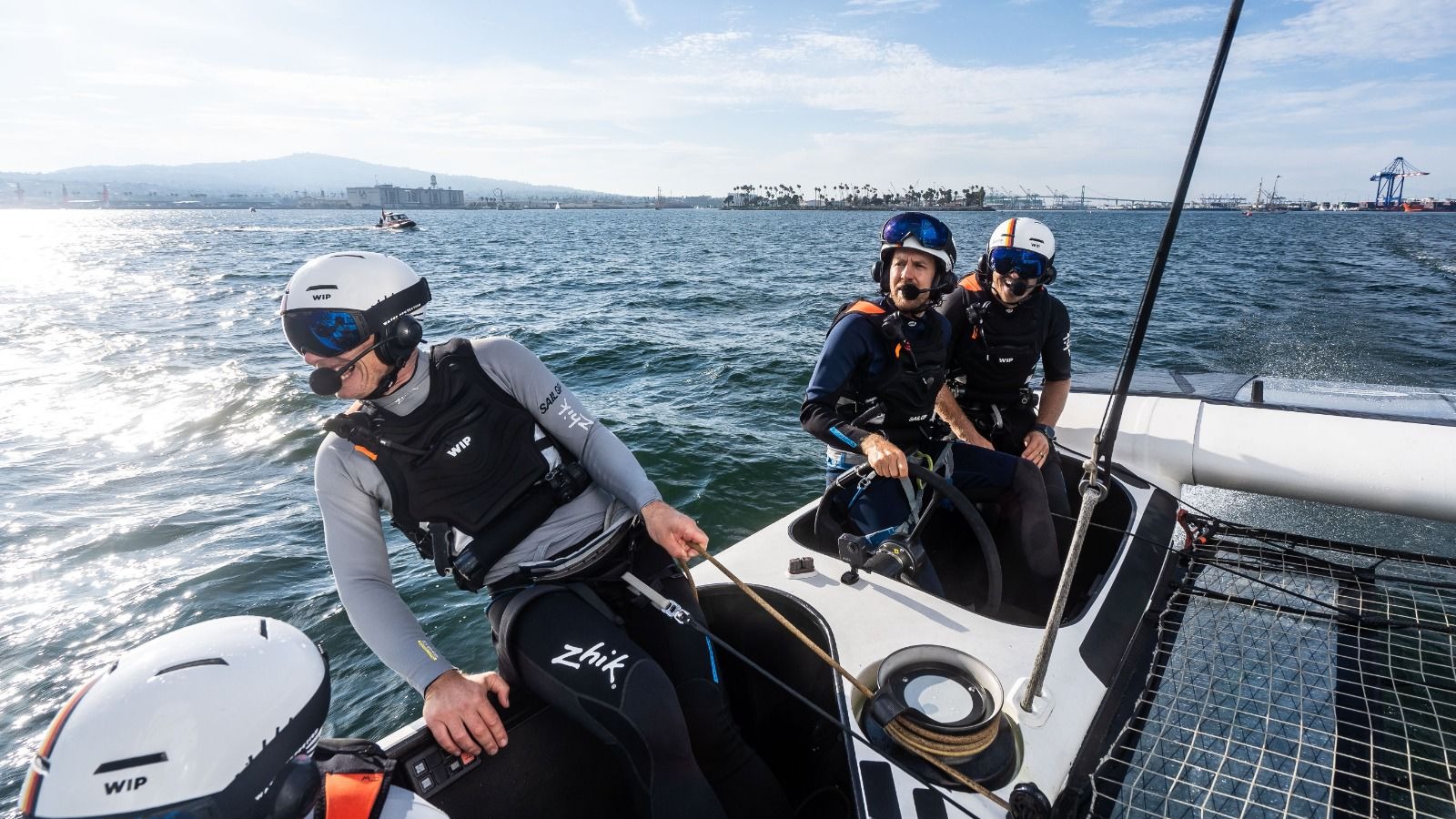 Sebastian Vettel fliegt mit dem Germany SailGP Team auf F50 Katamaran ...
