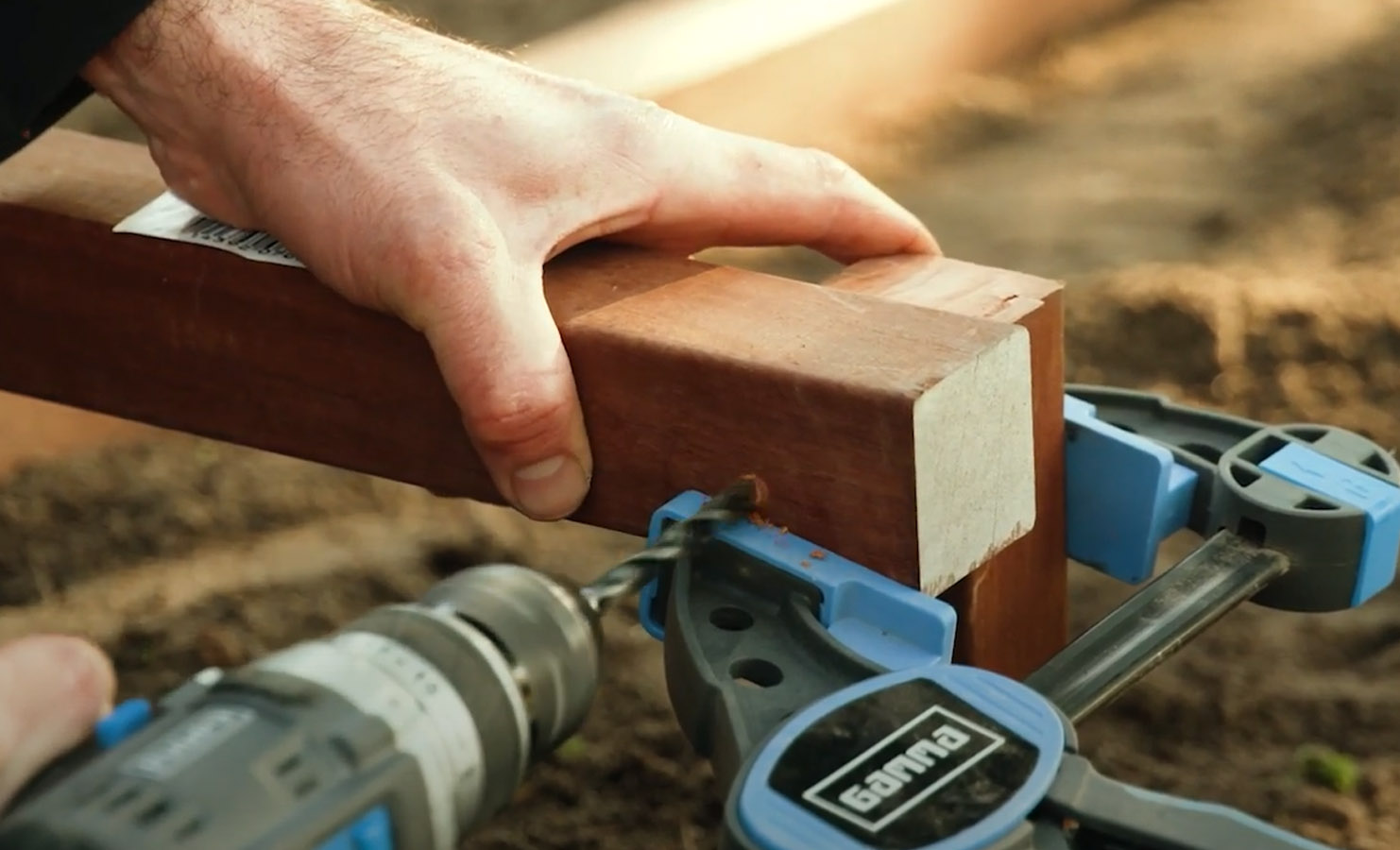 Houten terras aanleggen op piketpalen? | GAMMA