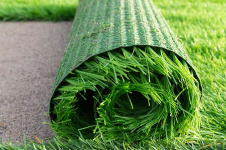 Vous voulez poser vous-même du gazon artificiel? Voici tout ce dont vous aurez besoin.