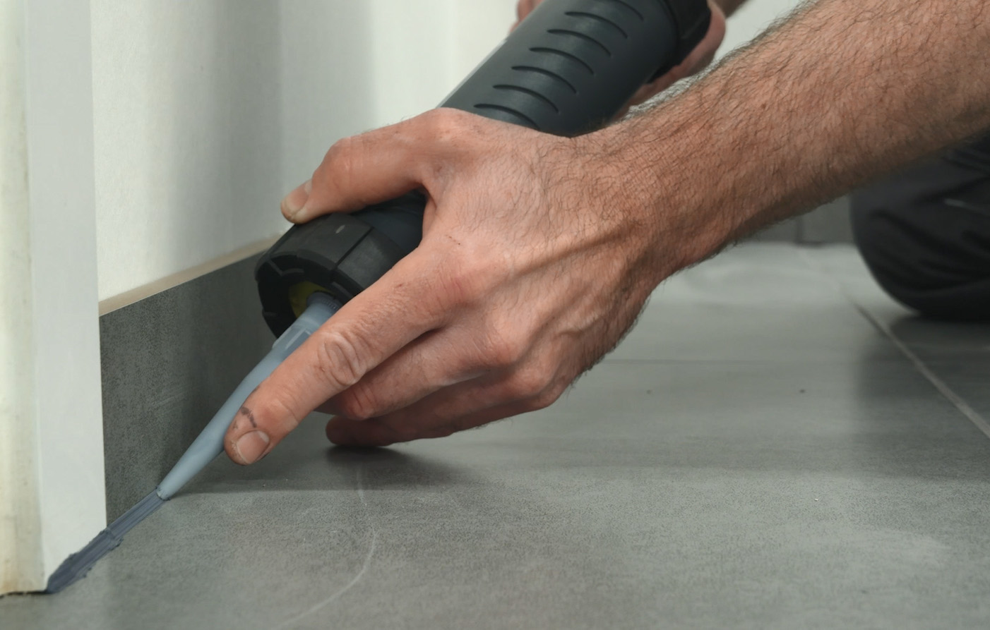 Poser des plinthes en céramique ? Suivez cette procédure pas à pas | GAMMA