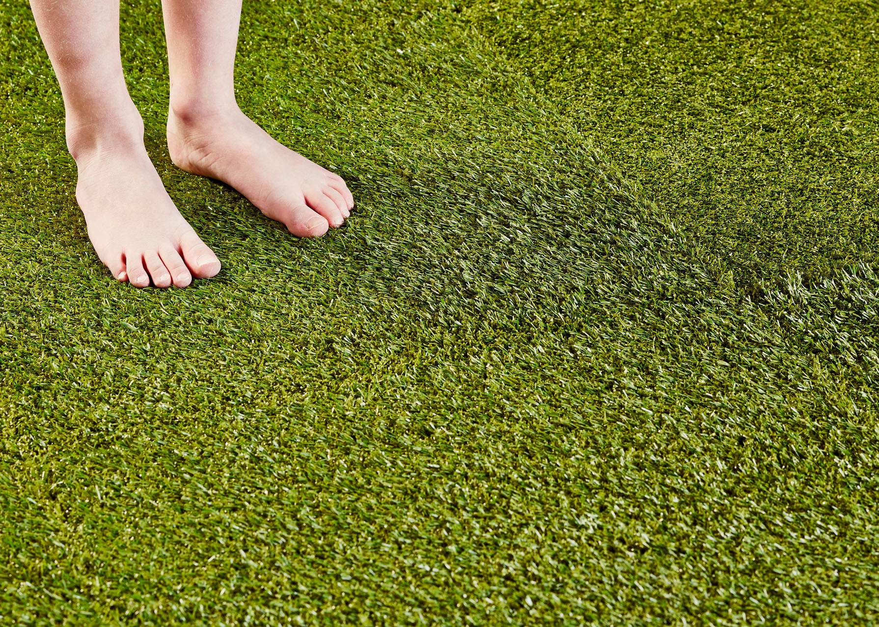 Entretenir un gazon artificiel? Suivez notre tuto | GAMMA