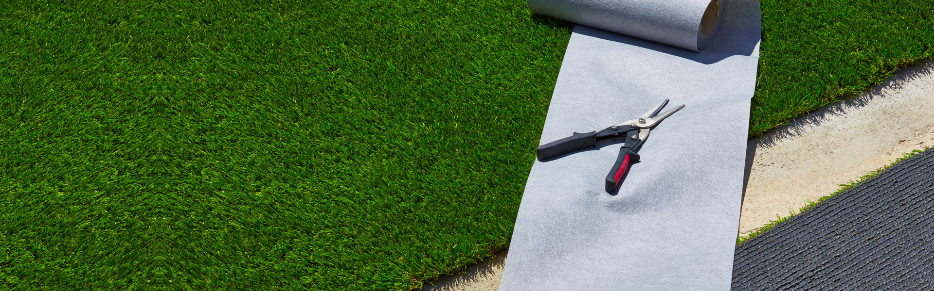 Vous voulez poser vous-même du gazon artificiel? Voici tout ce dont vous aurez besoin.