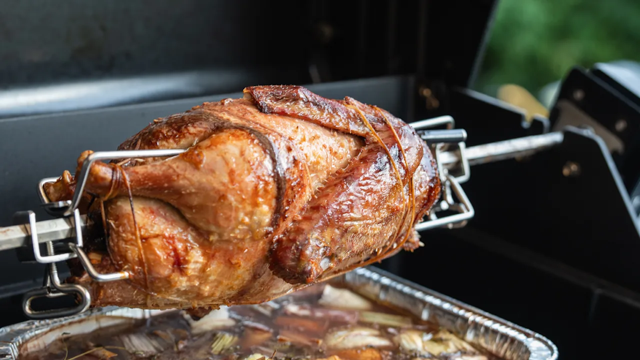 Opskrift: Mør og saftig and på grill og rotisseri med XL-BYG og Emma ...