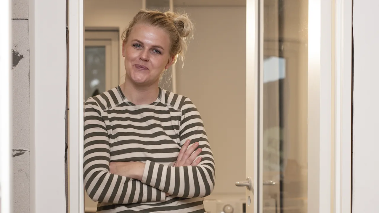 Forside Christine Delmar sætter ny lydisolerende dør og karm i hjemmet