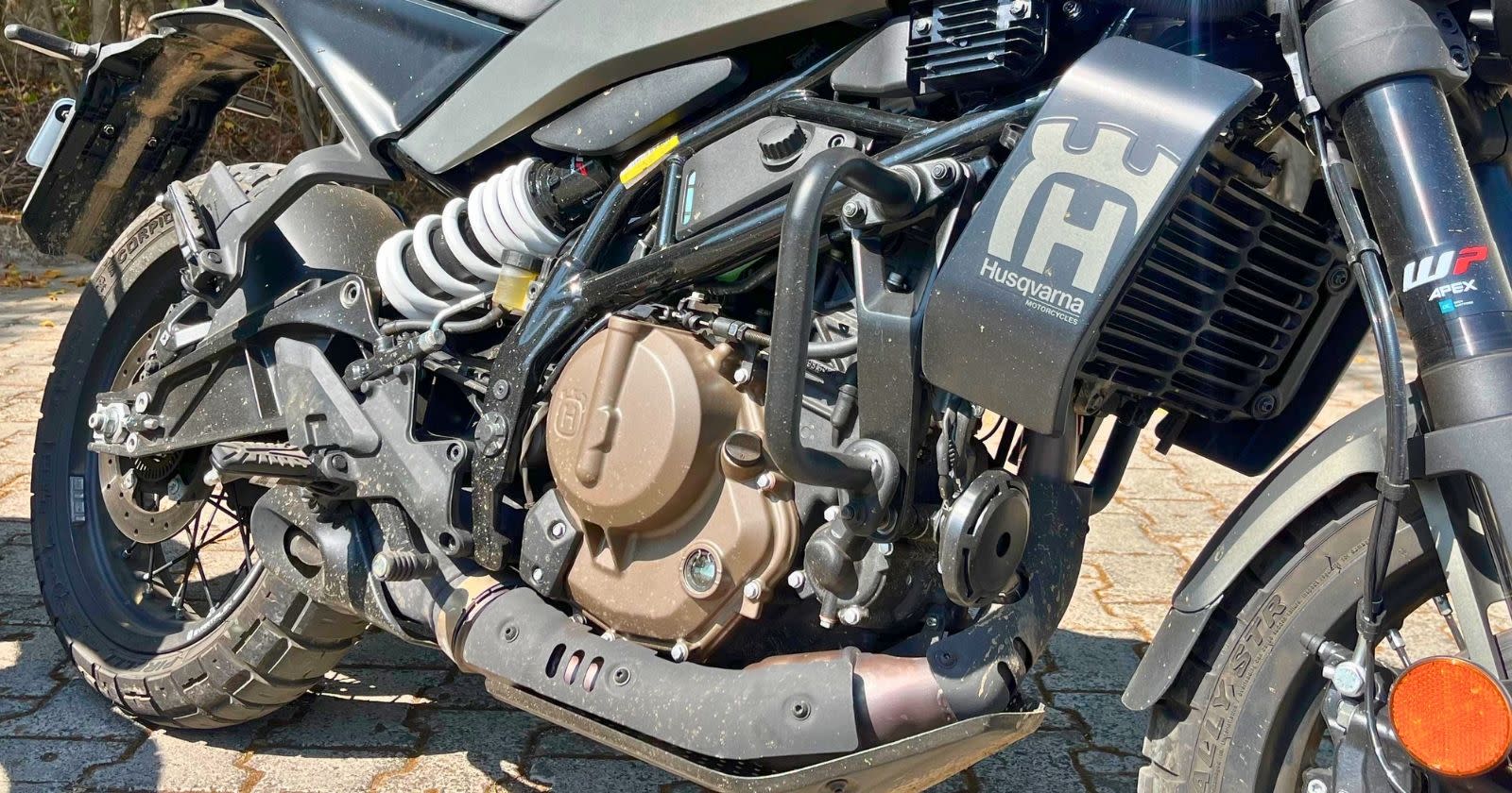 Husqvarna Svartpilen 401 vs Triumph Scrambler - Image Comparison