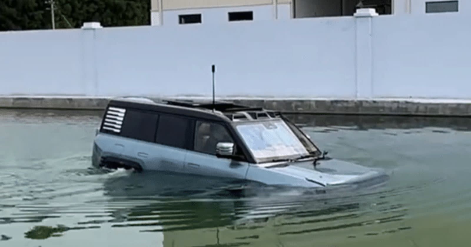 BYD's YangWang U8 SUV Showcases Emergency Float Mode