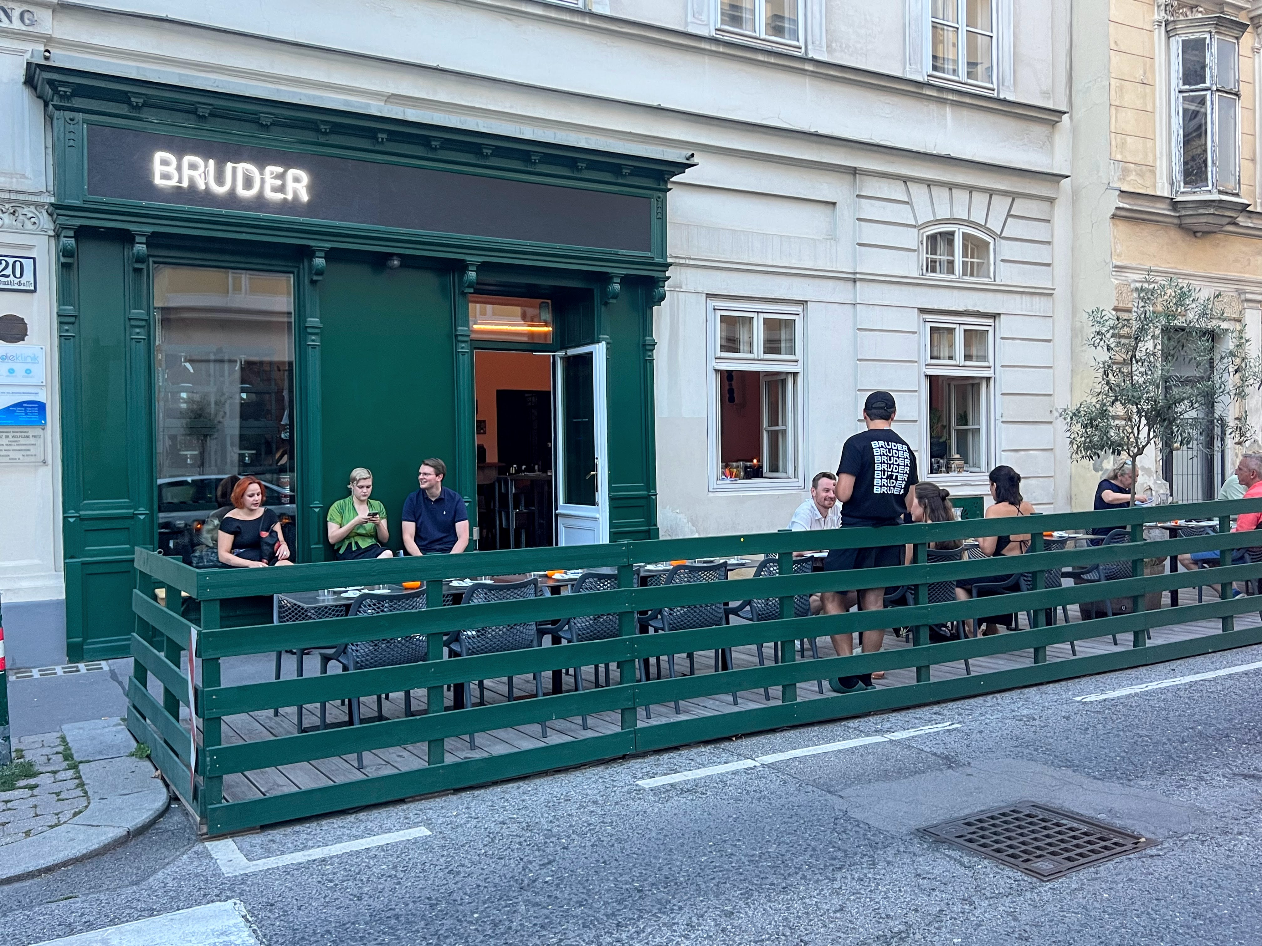 Bruder - Offbeat Budapest & Vienna