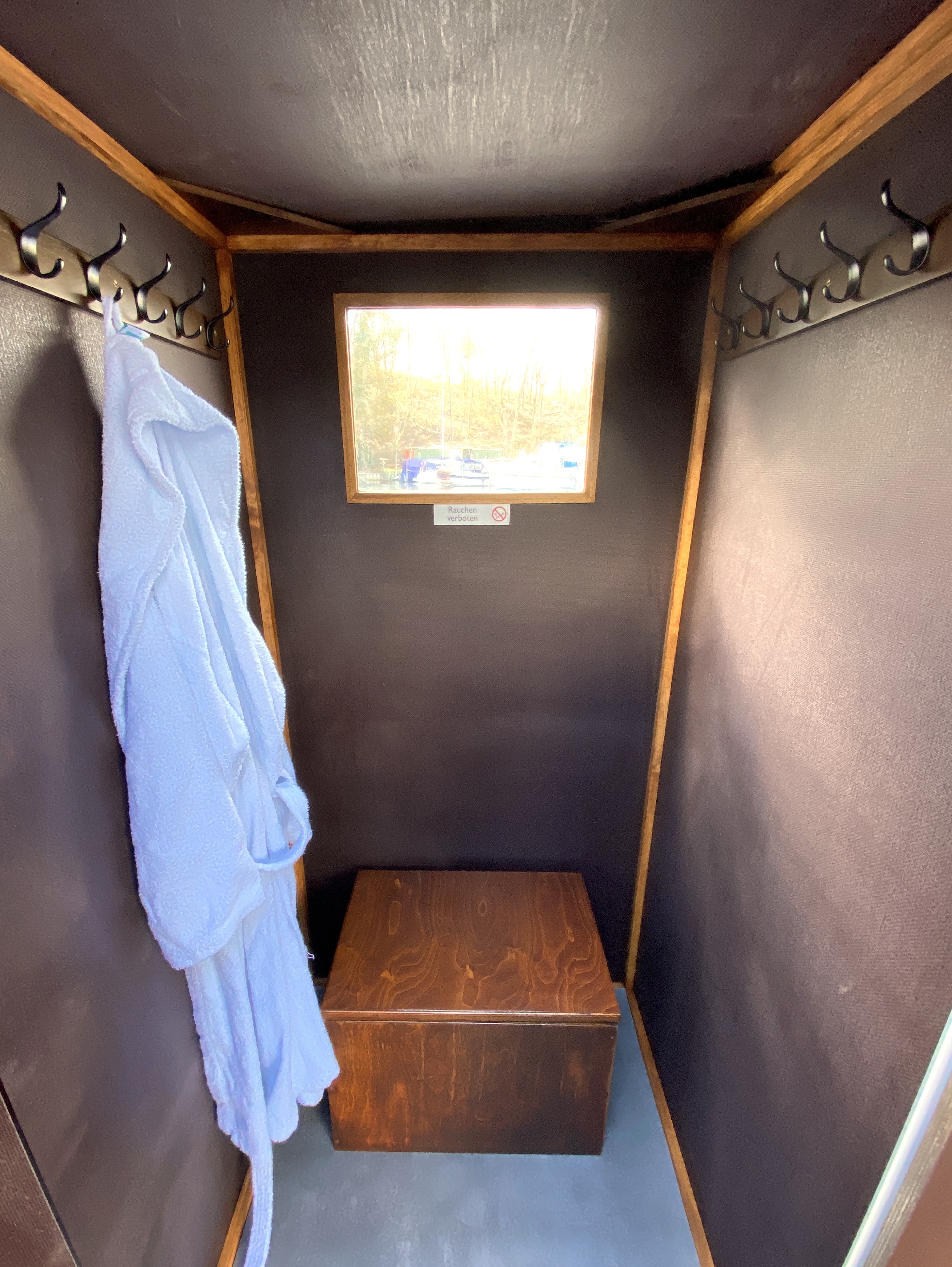 Lounge raft and grill boat for rent | Berlin boat rental