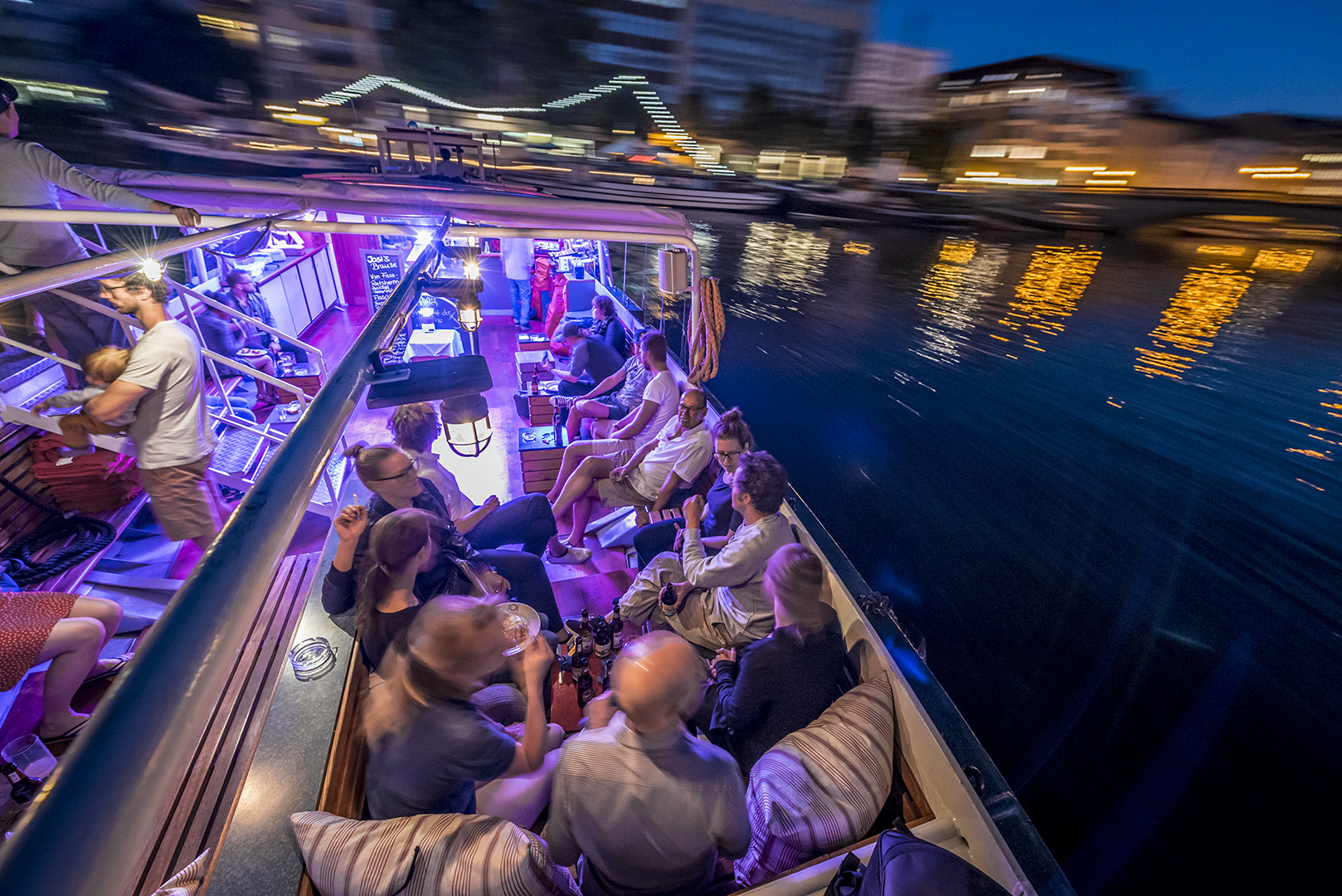 Boat tours through Berlin Kreuzberg with the party boat Josi