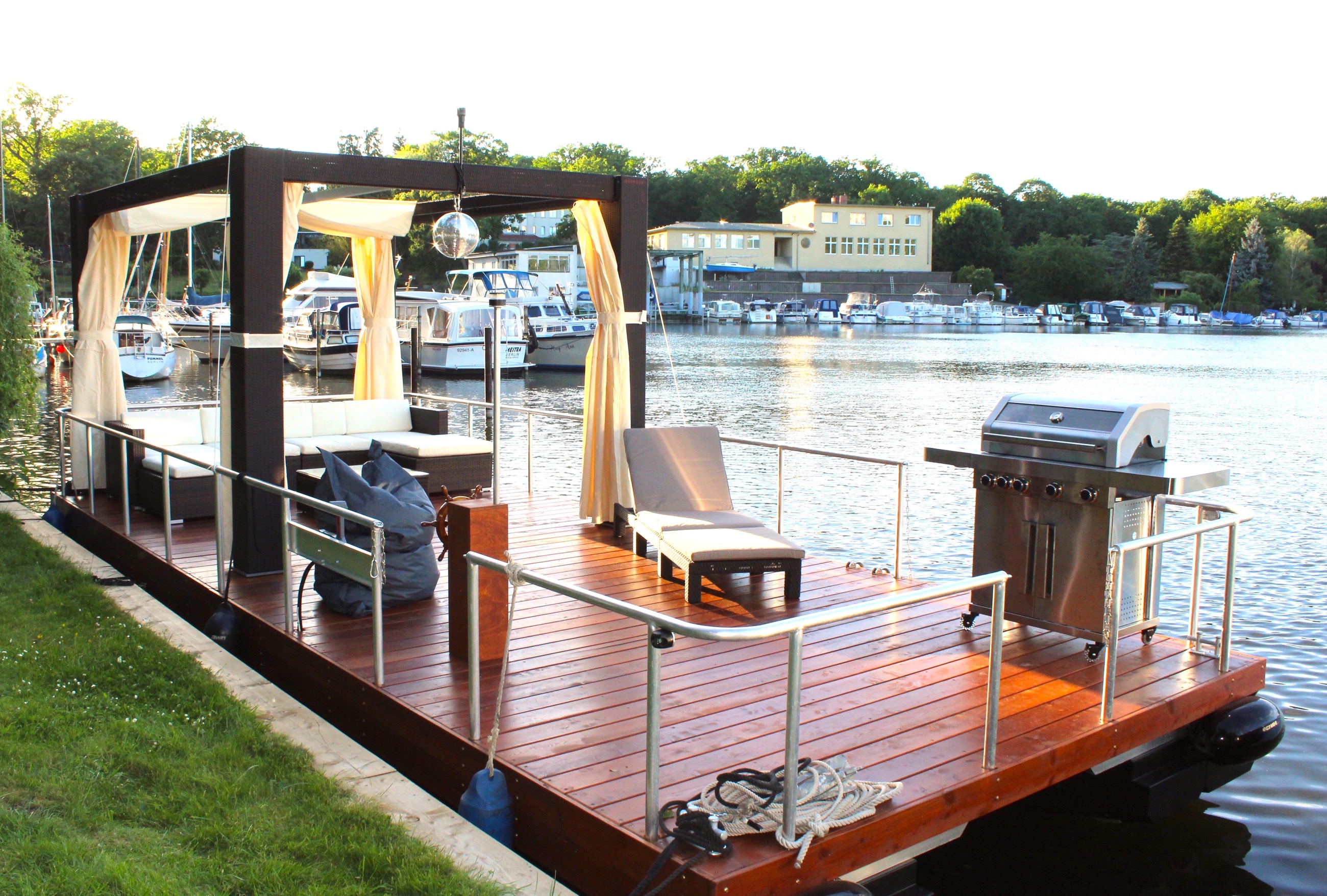 Grillboot mieten in Berlin | Bootsverleih mit Grill
