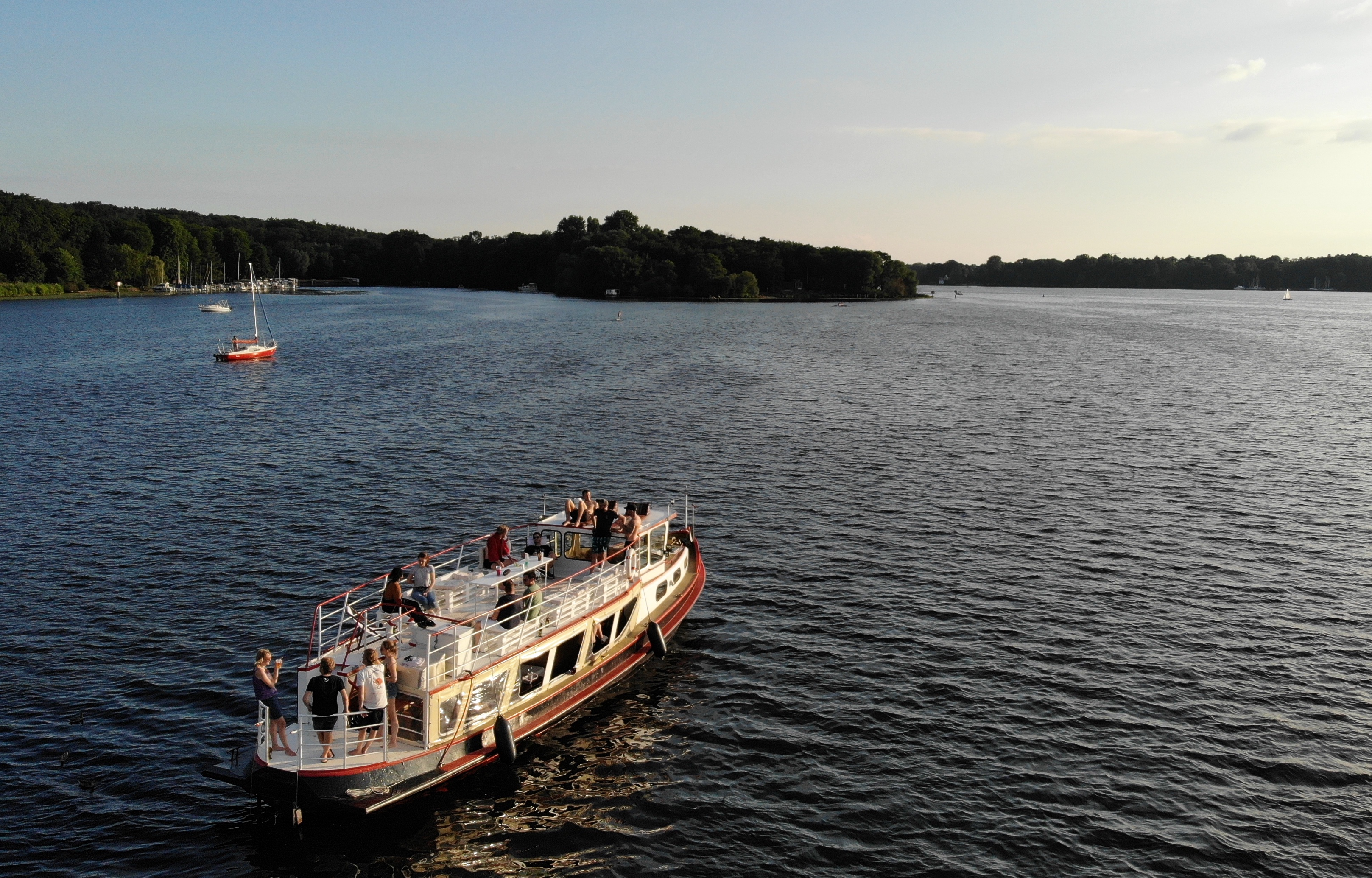 Berlins beliebteste Partyboote mieten | Berlin Bootsverleih