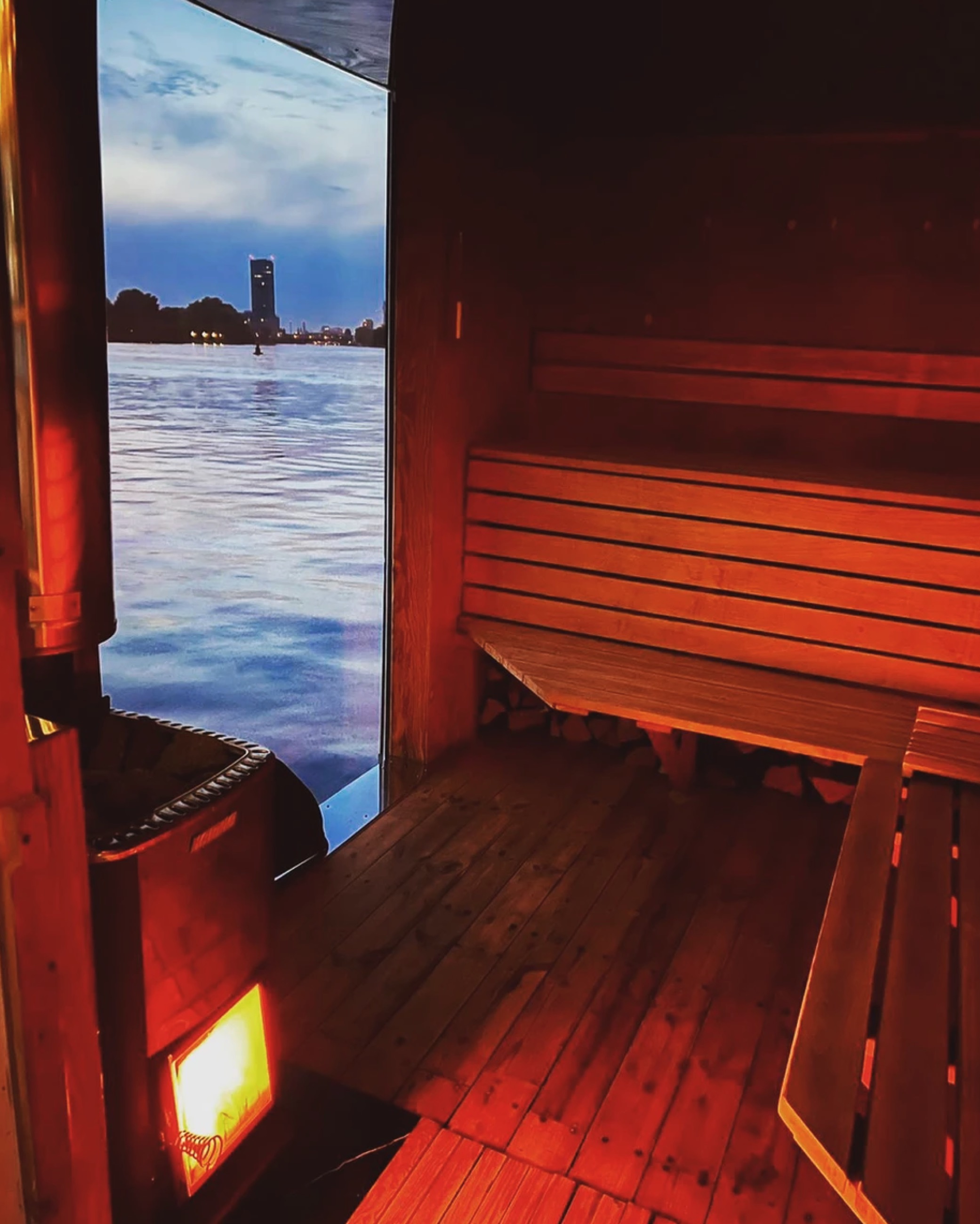 Sauna Boat on the Spree | Berlin Boat Rental