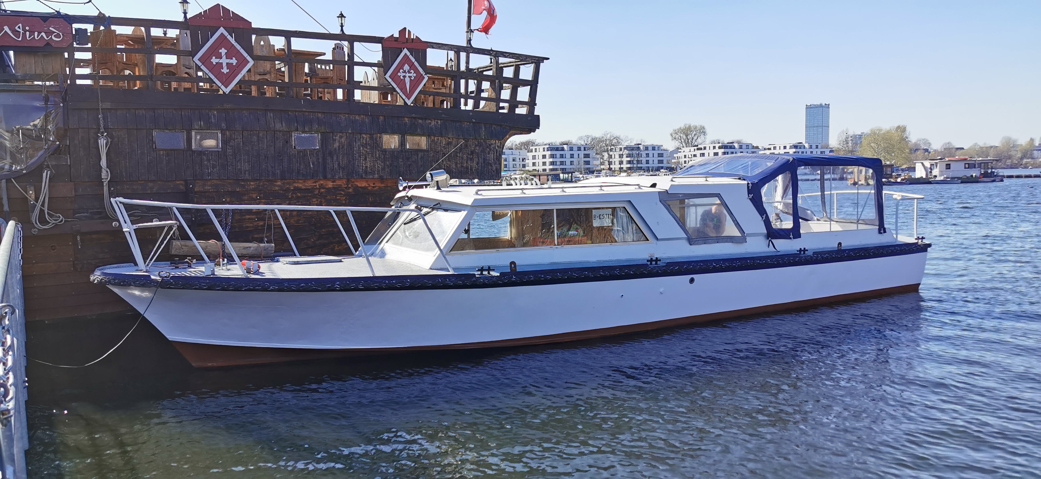 Rent a stylish party boat for 11 people | Berlin boat rental