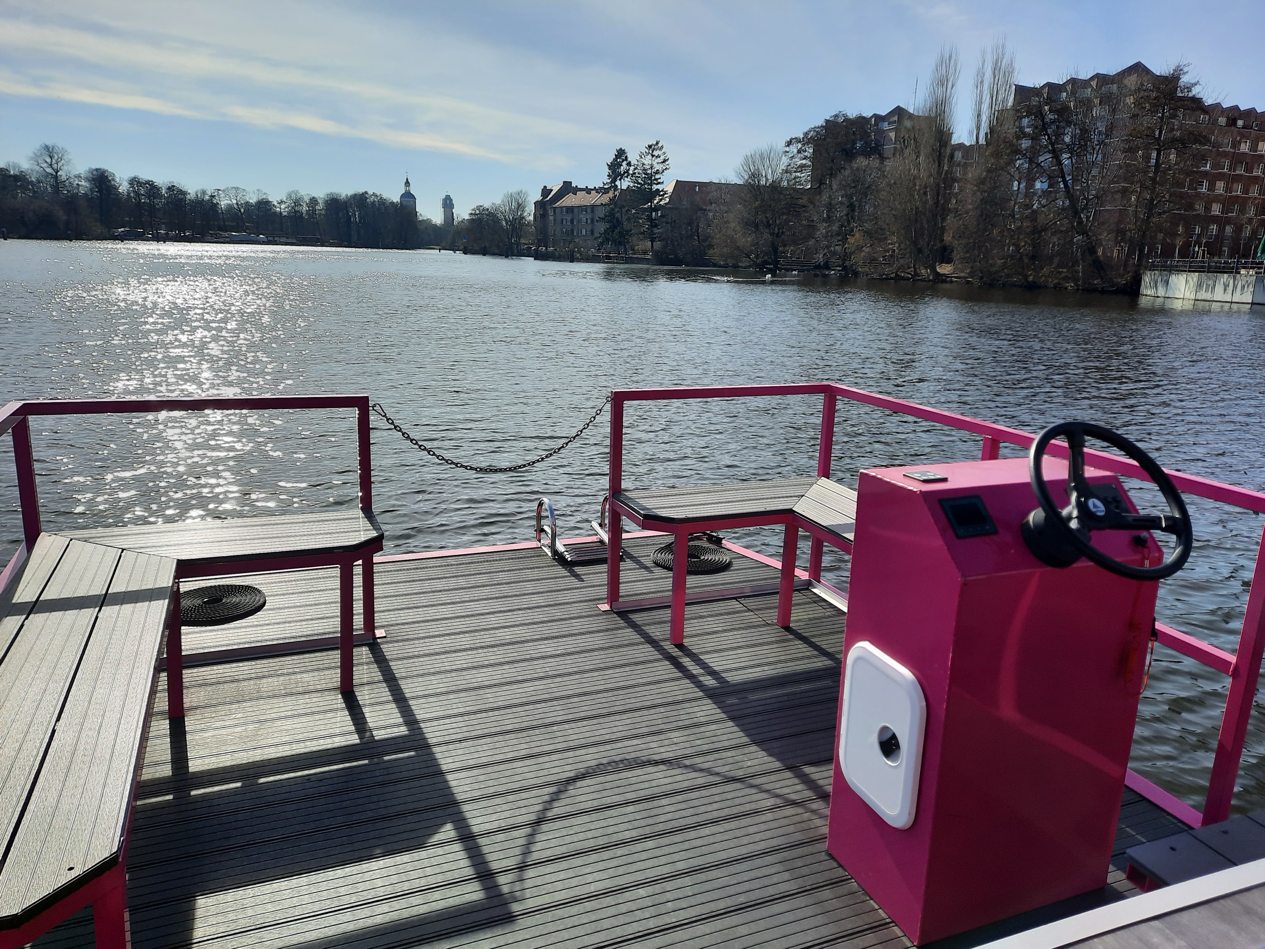 Rent the electric raft “Pink Lady”