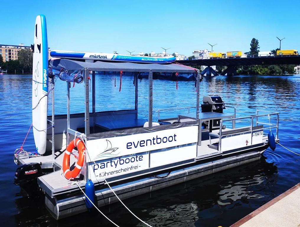 Barbecue Raft Berlin | raft rental Lake Tegel