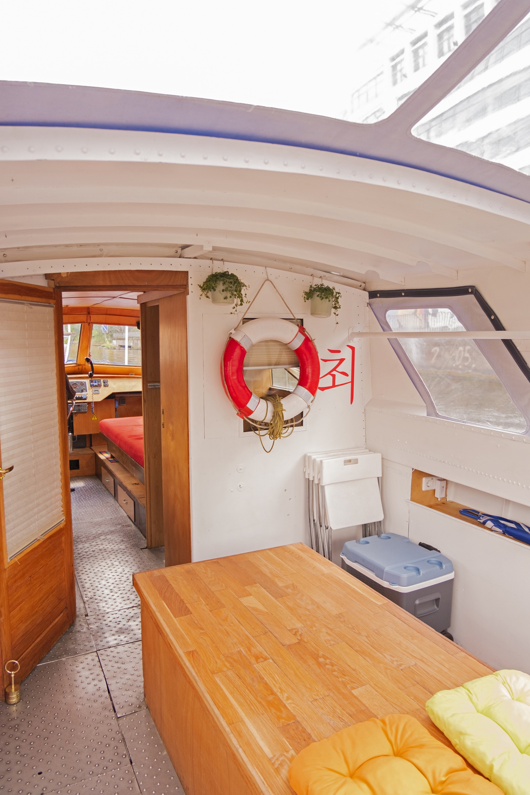 Rent a Stylish Party Boat for 11 People | Berlin Boat Rental