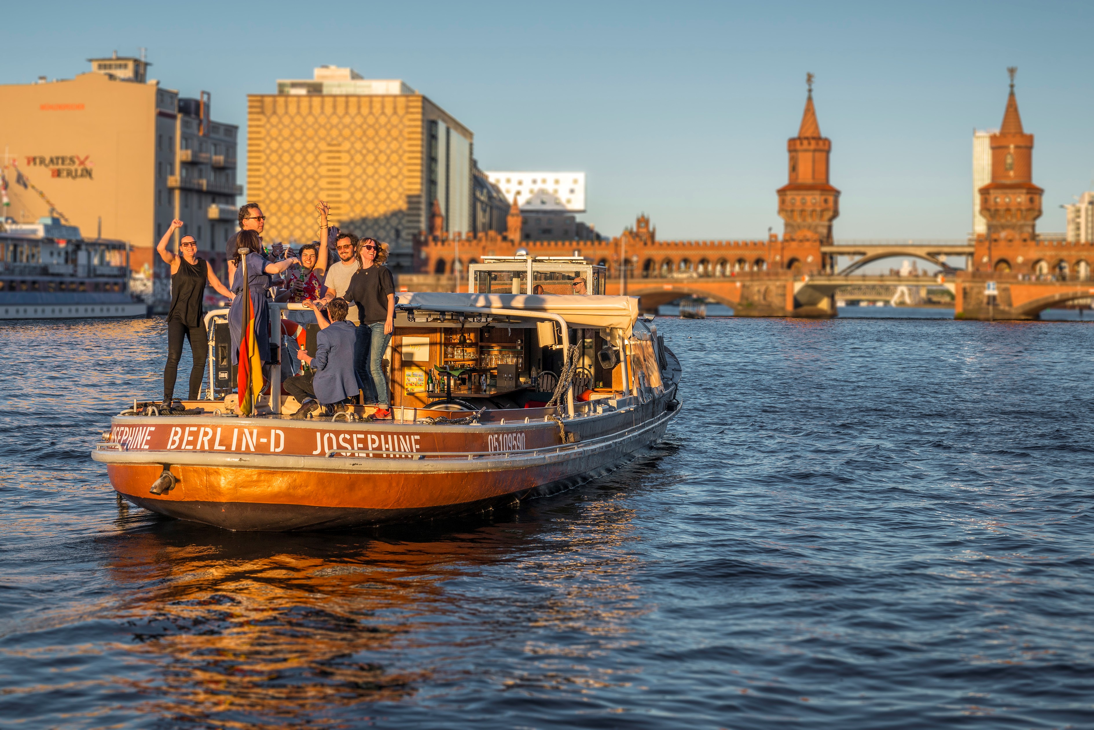 Bootstouren durch Berlin Kreuzberg mit dem Partyboot Josi