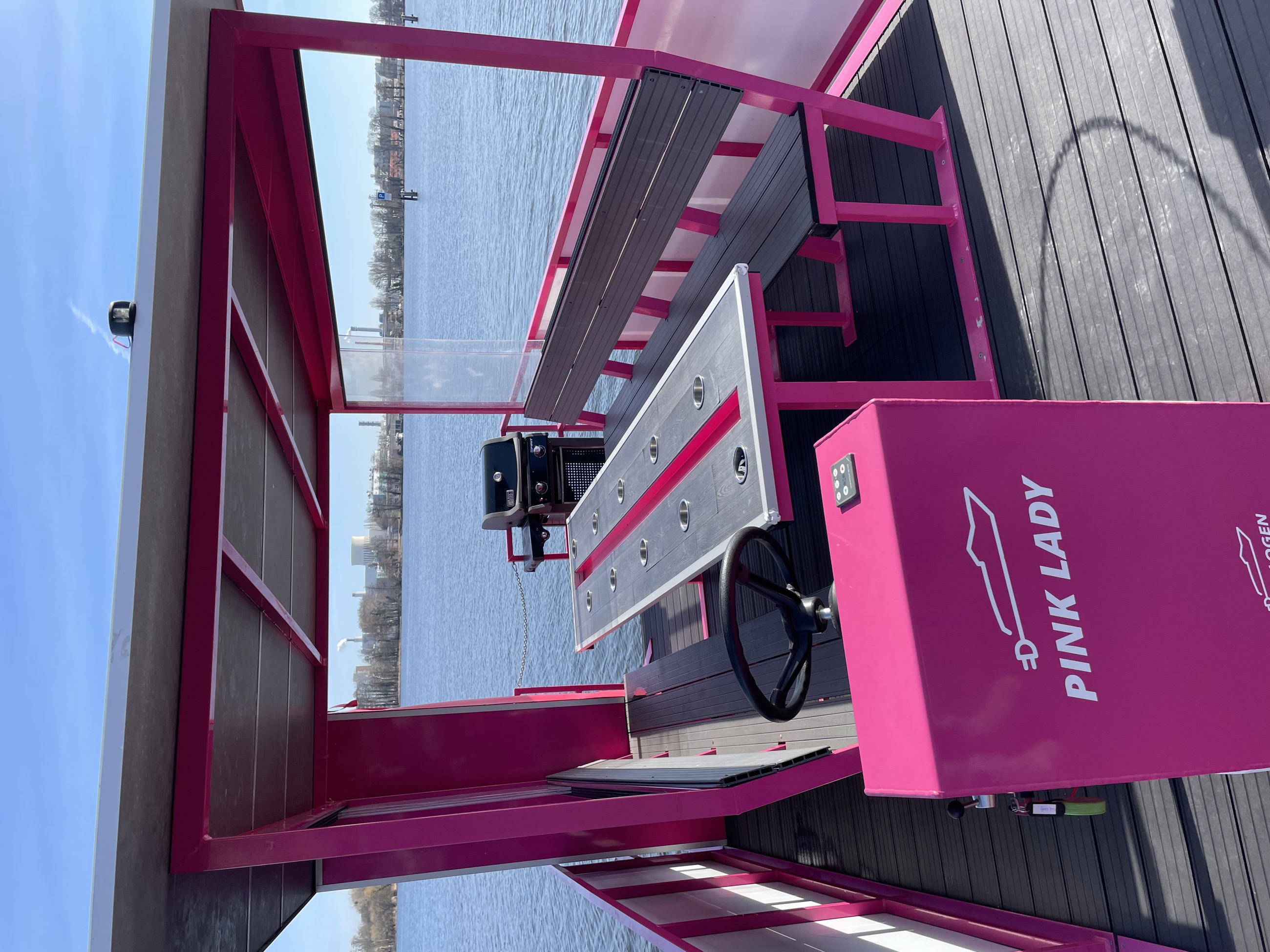 Rent the electric raft “Pink Lady”