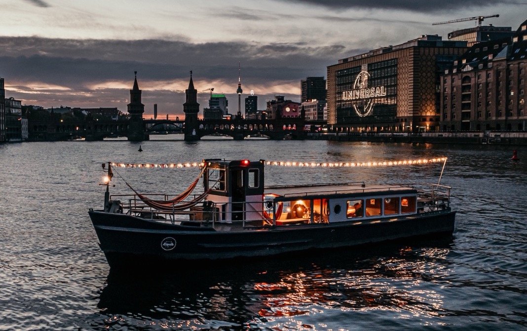 Bootstouren mit Grill auf dem Boot Hansa | Bootsparty Berlin