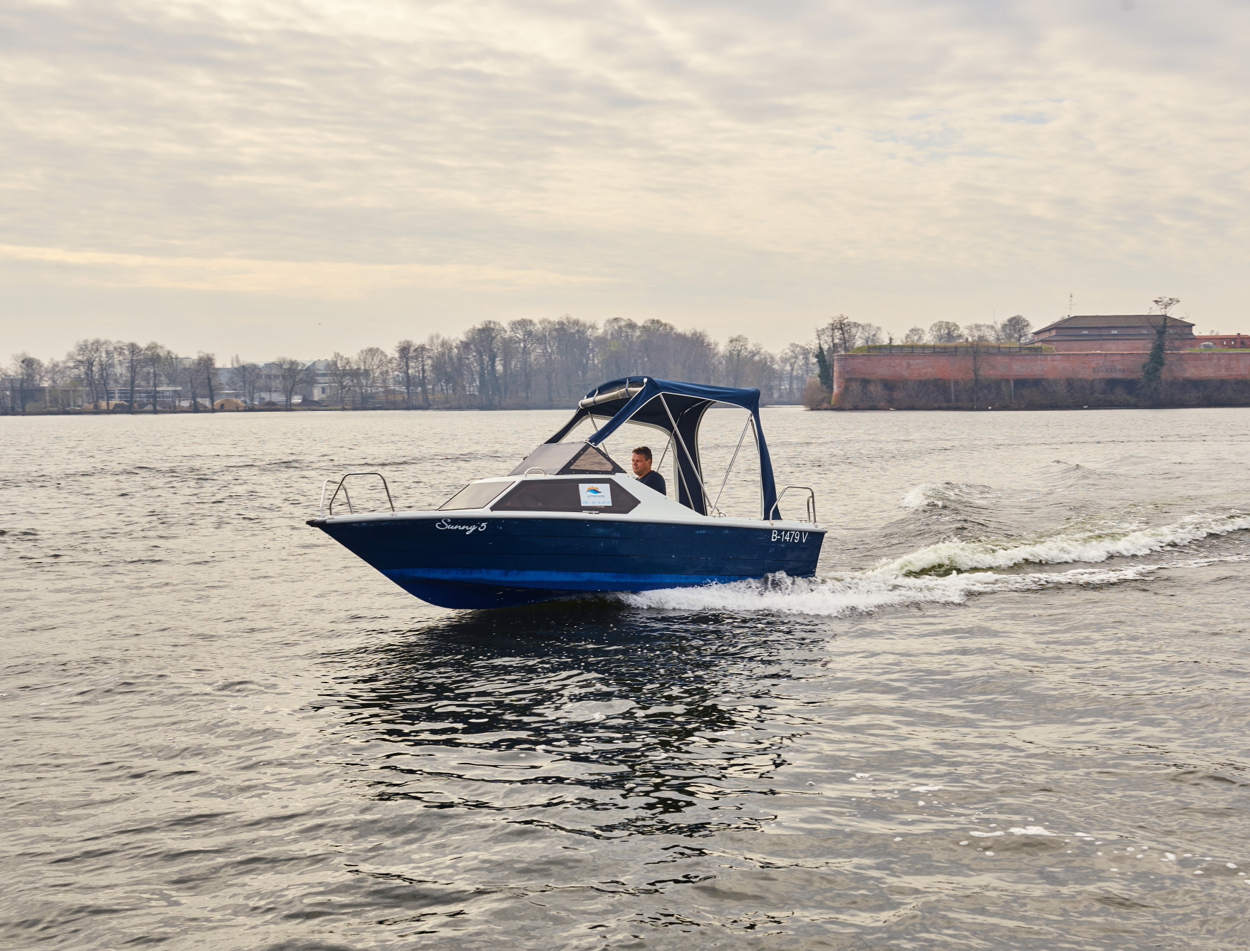 Sunny Motorboat | 15 HP Boat