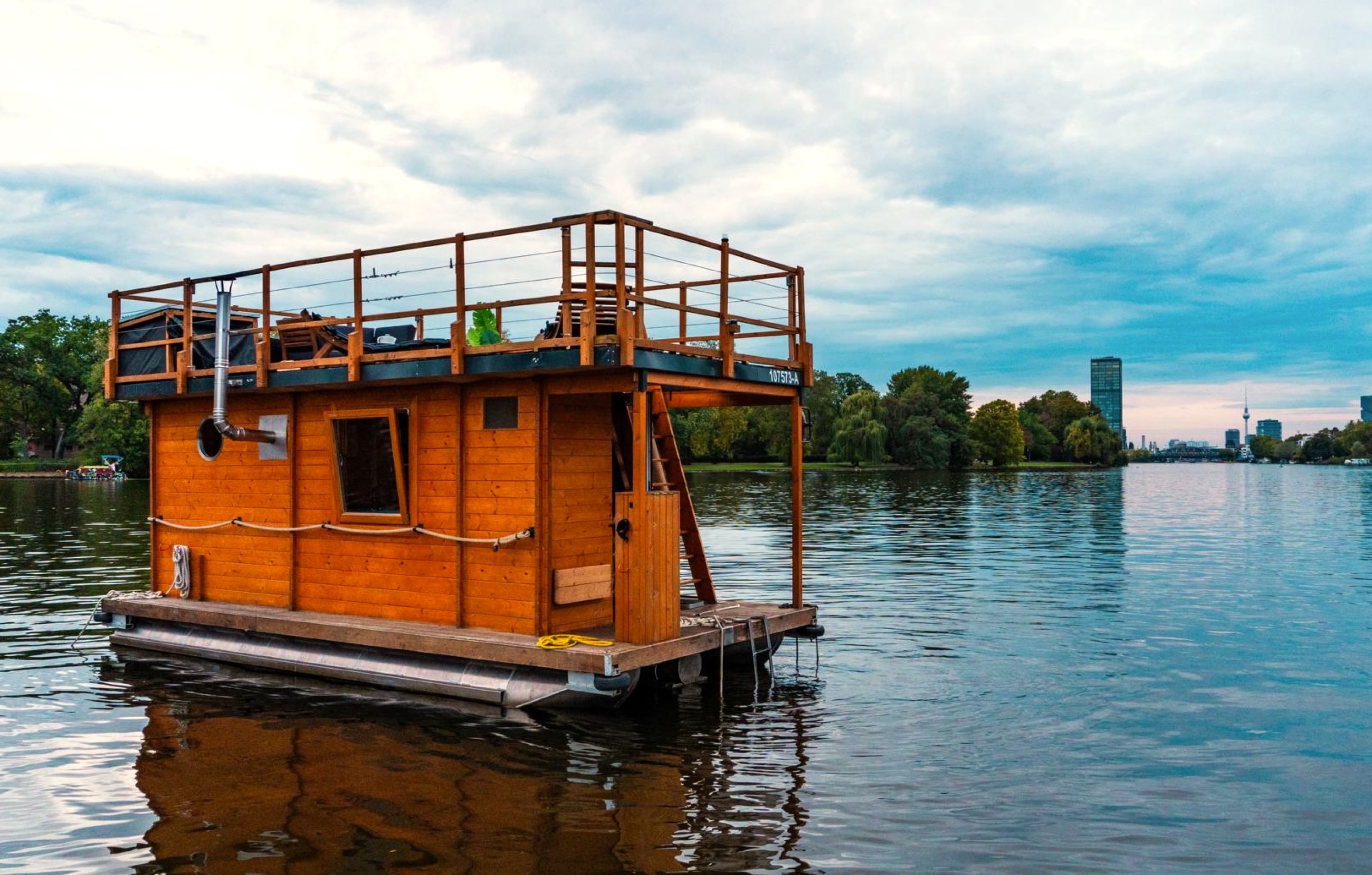 Grillfloß mieten in Berlin | Floß mit Grill