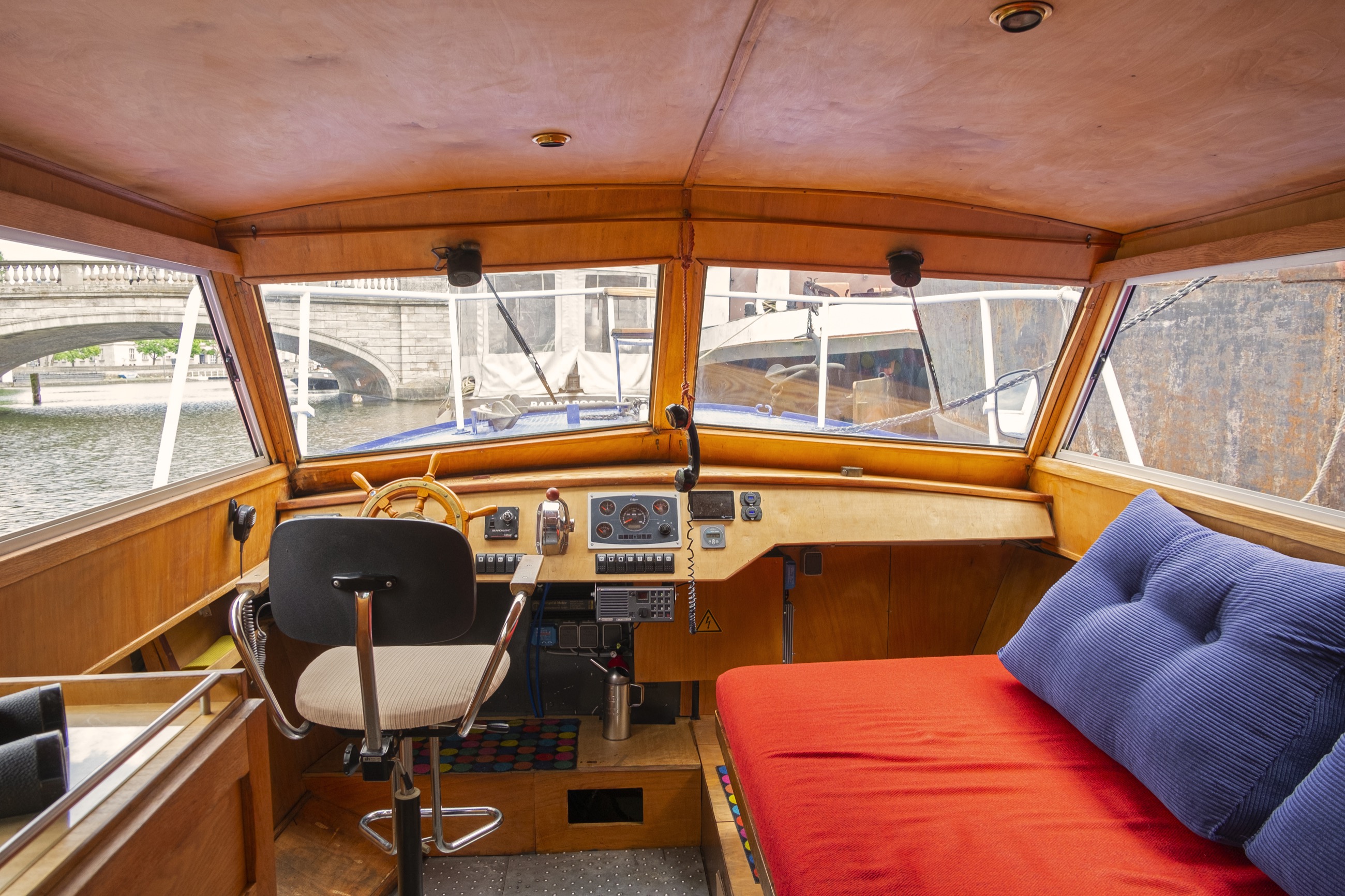 Rent a Stylish Party Boat for 11 People | Berlin Boat Rental