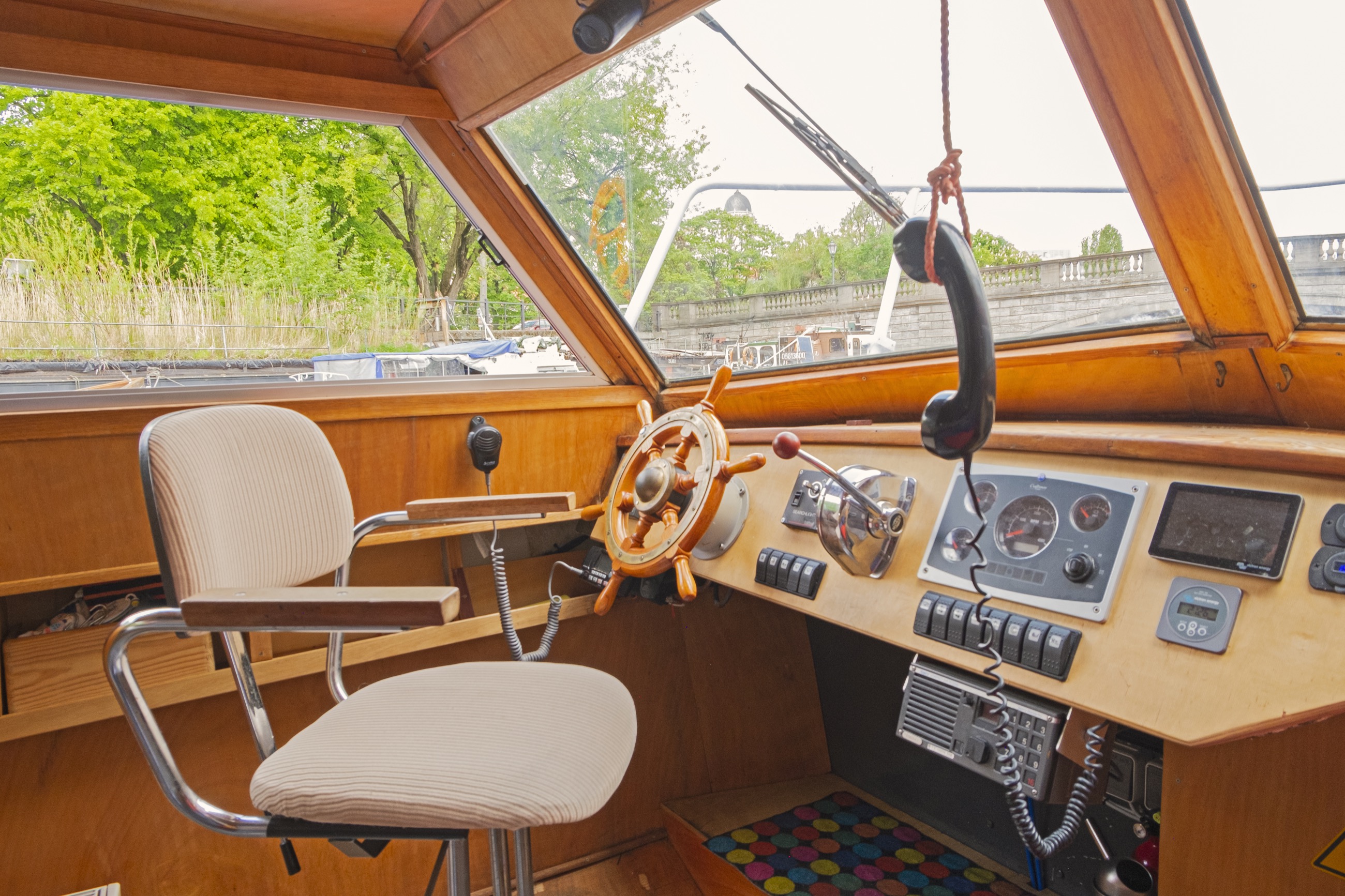 Rent a Stylish Party Boat for 11 People | Berlin Boat Rental