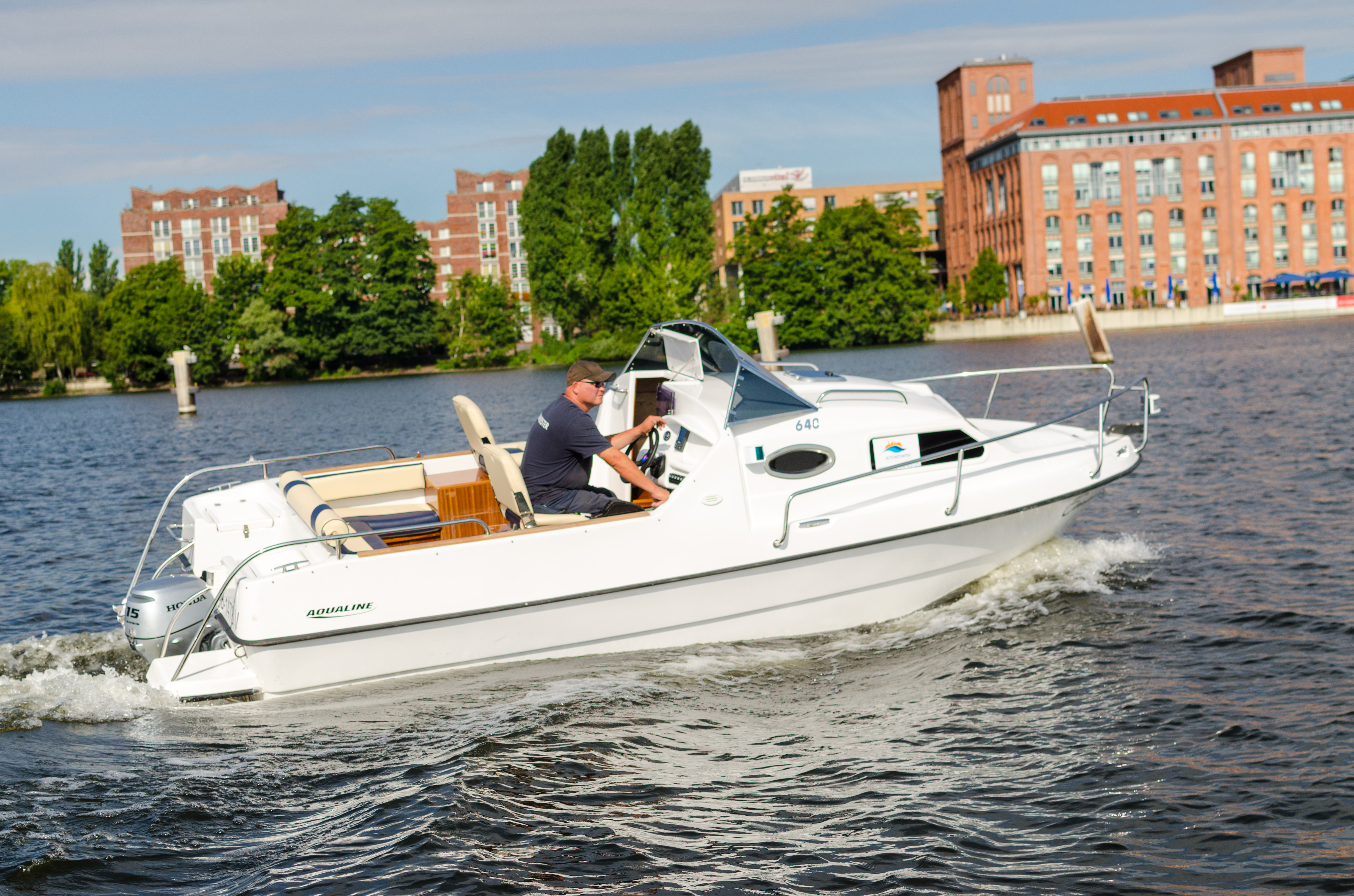 Motorboot Emma ohne Führerschein mieten | Bootsverleih Berlin