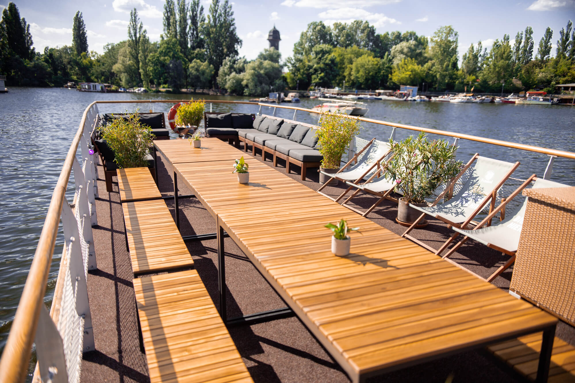Rent Berlin 's Party Raft | Berlin Boat Rental