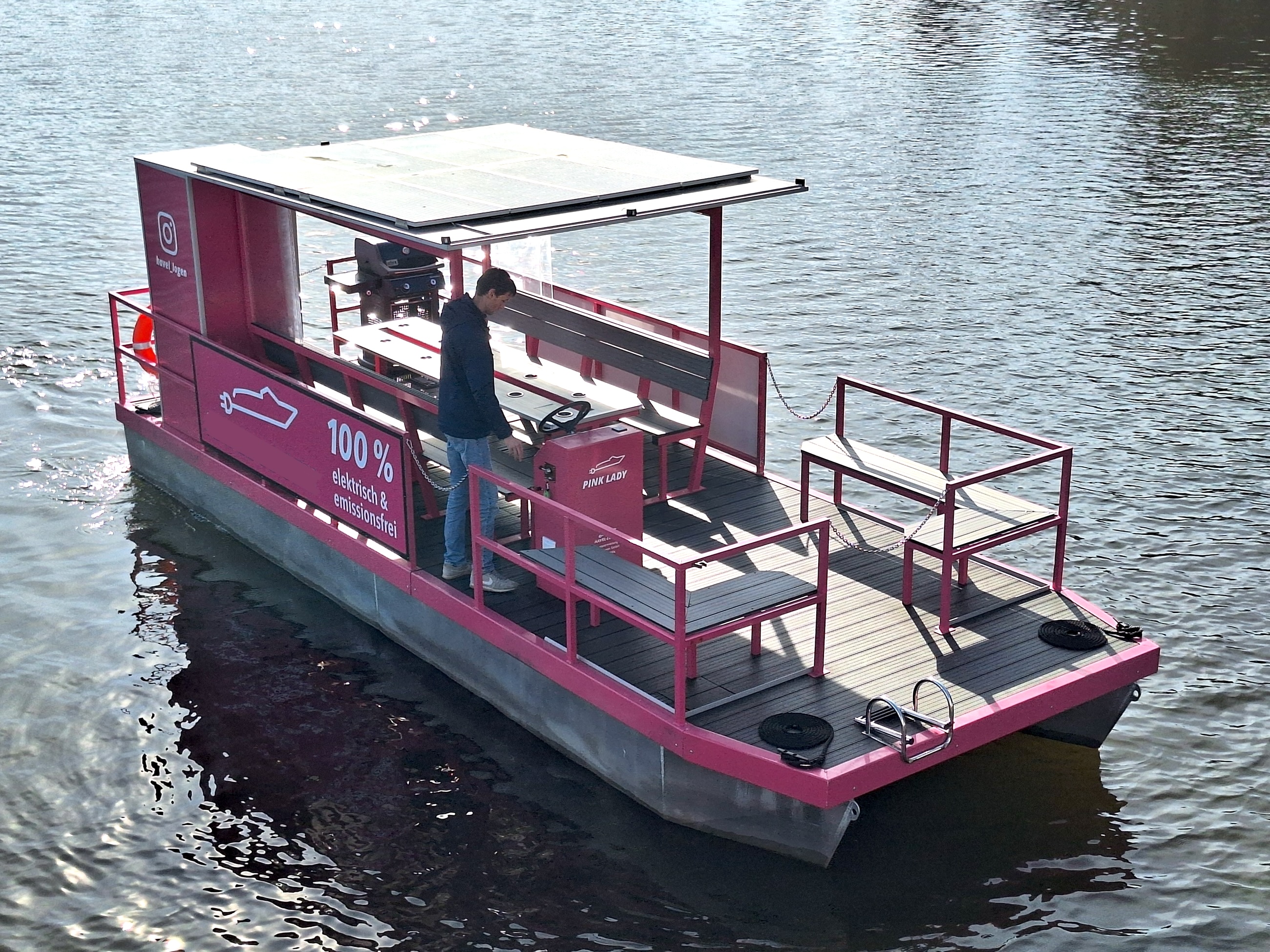 Rent the electric raft “Pink Lady”