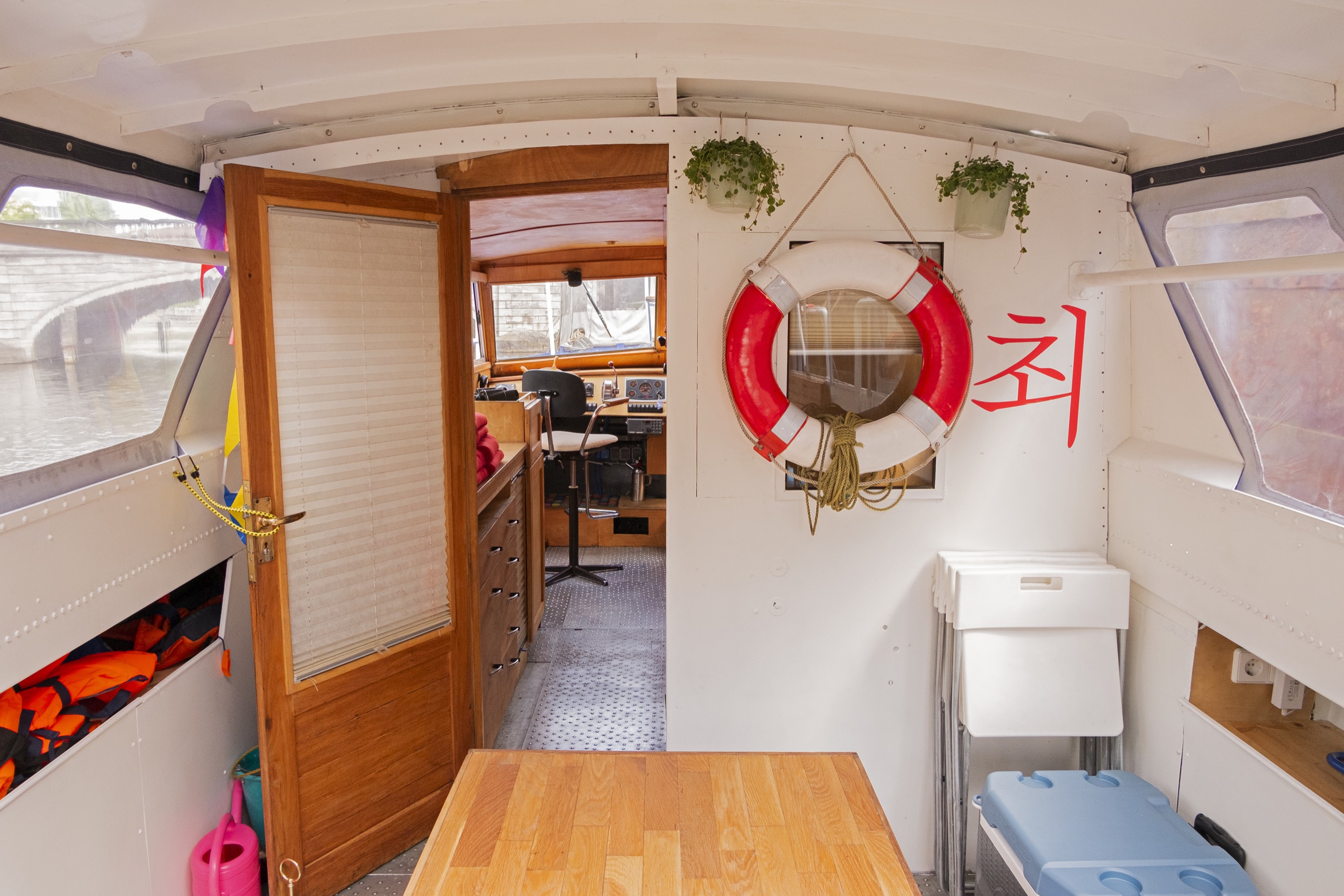 Rent a Stylish Party Boat for 11 People | Berlin Boat Rental