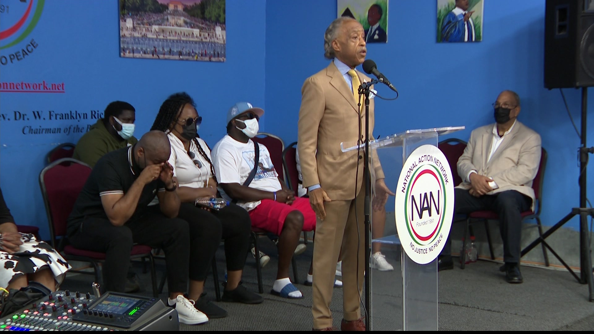 Family of slain basketball player Darius Lee meets with Rev. Al ...