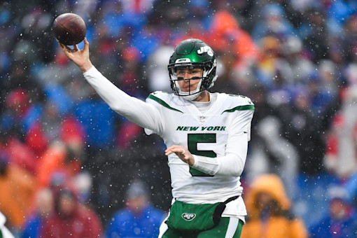 AP source: Former Jets QB Mike White signing with Dolphins