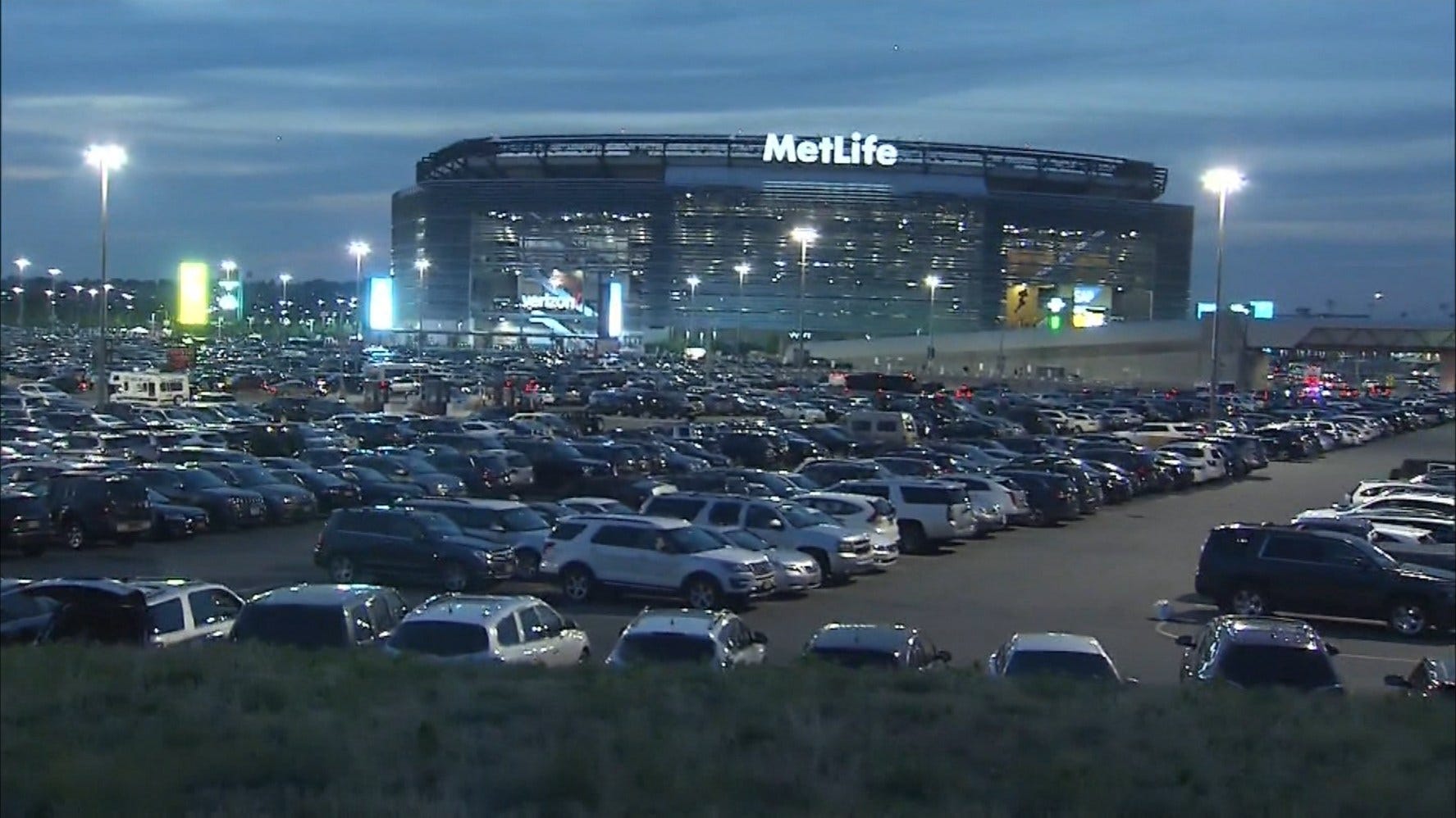 Dual events at MetLife Stadium cause traffic jam