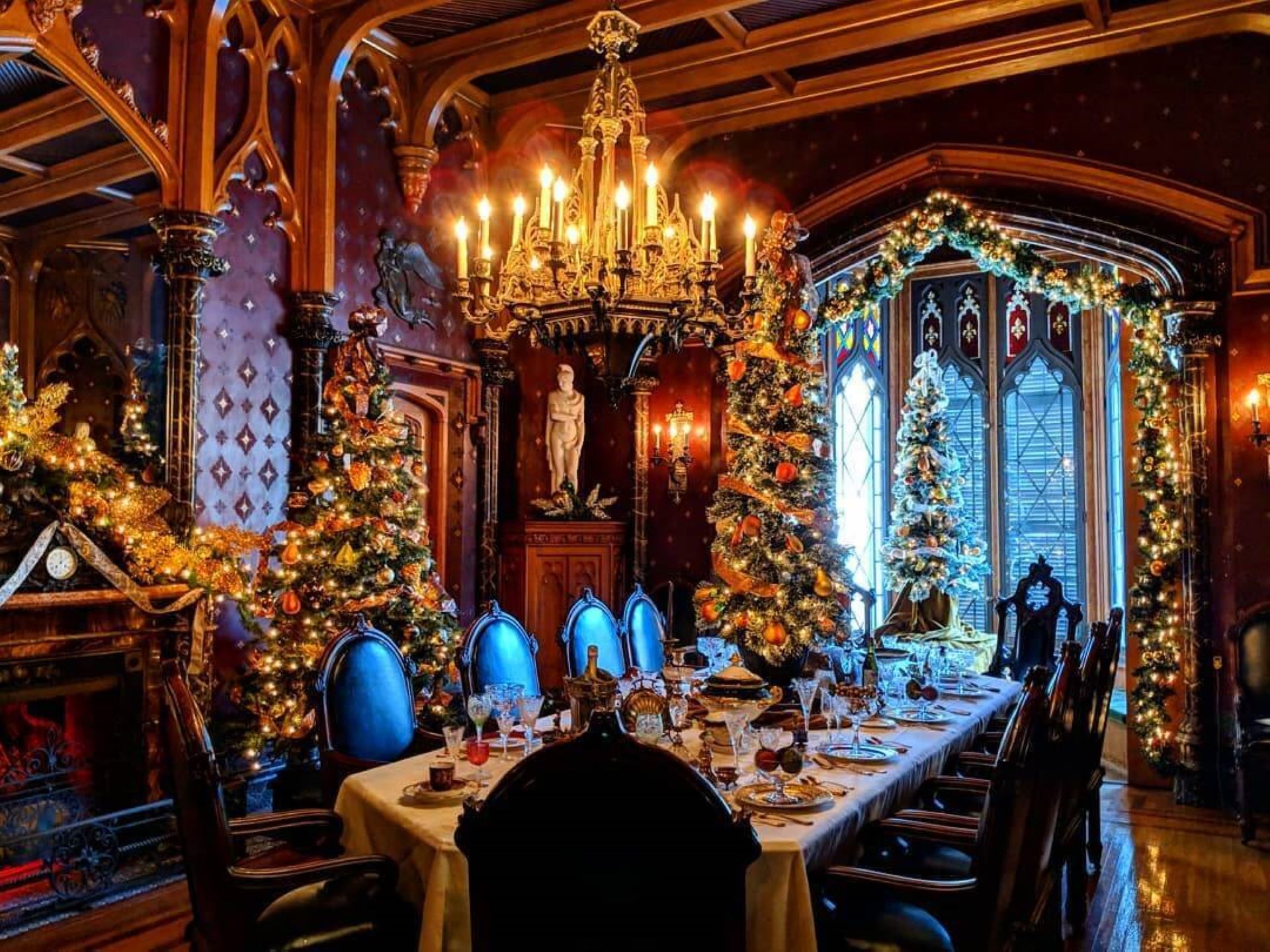 Holiday spirit comes alive at Lyndhurst Mansion