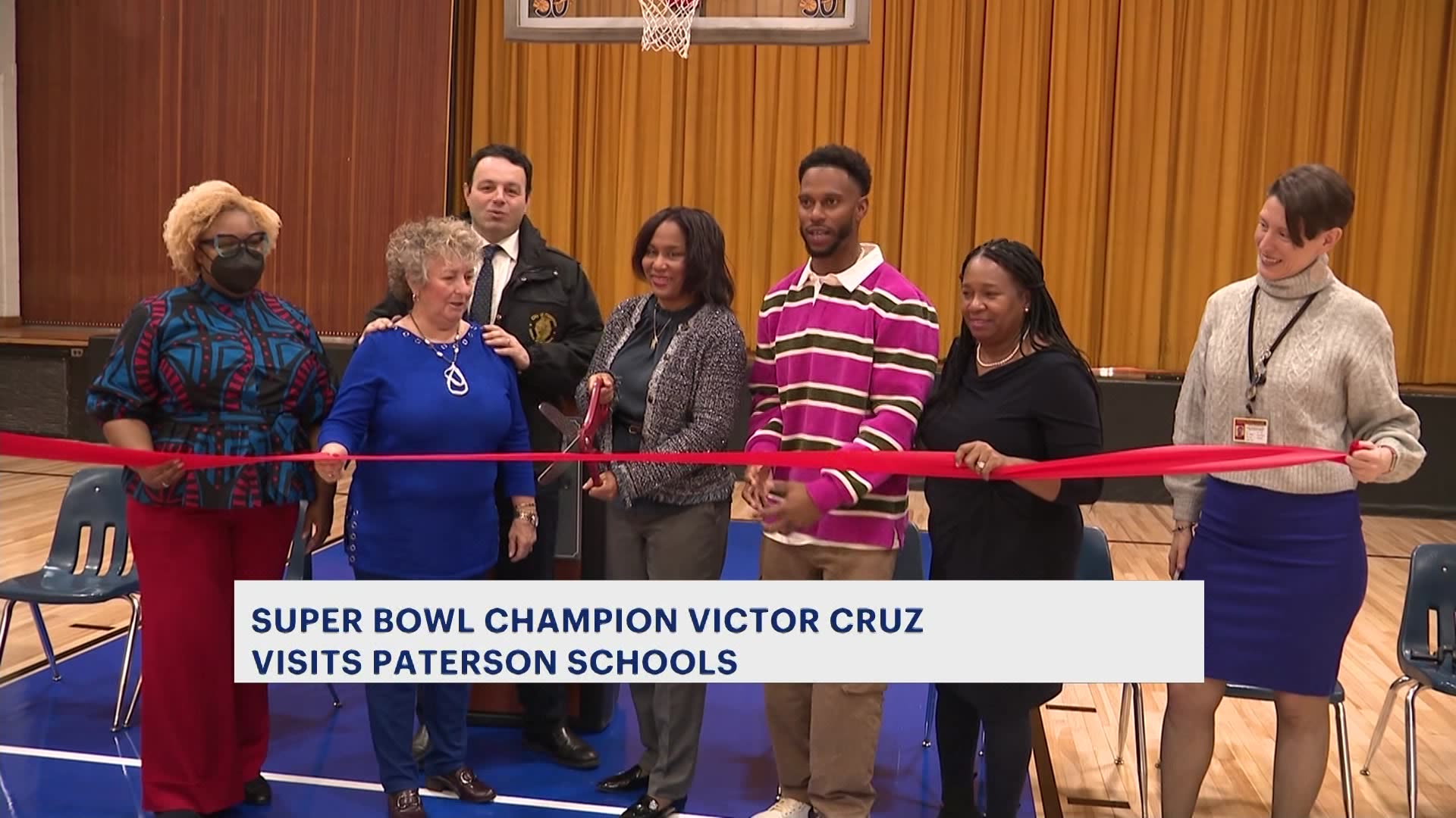 Former Giants star Victor Cruz visits Paterson STEAM school