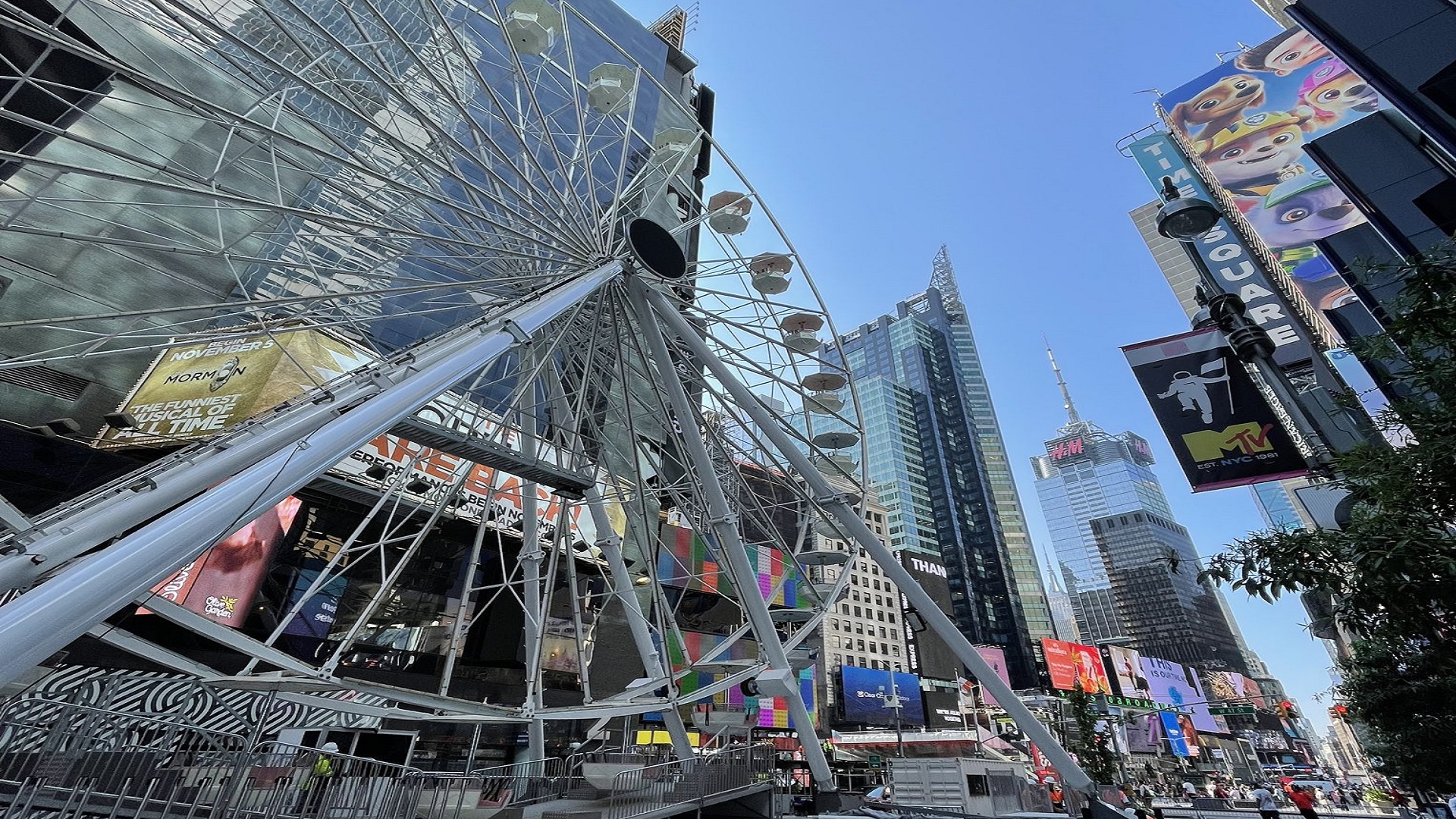 New Ferris wheel debuts in Times Square, draws ire on social media