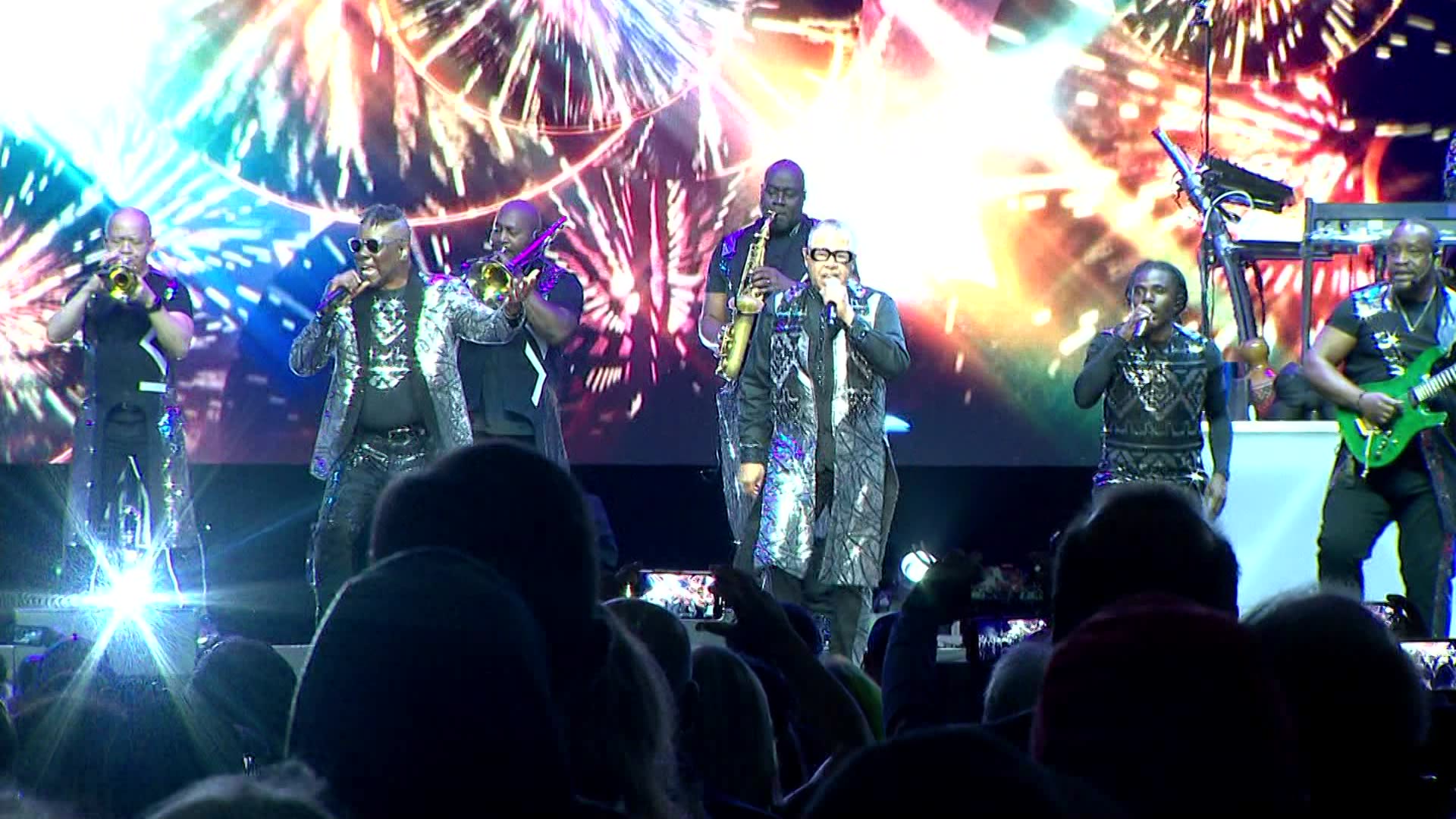 Let's Groove: Earth Wind & Fire concert rocks the Hartford HealthCare ...