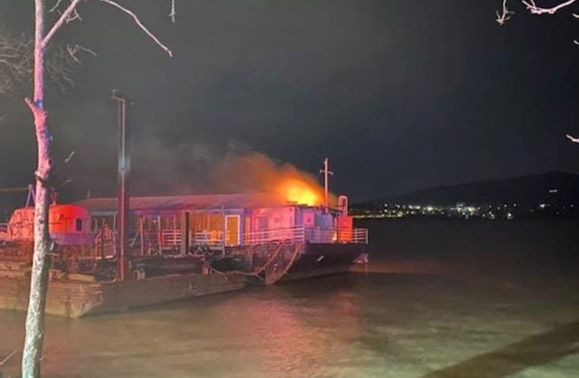 Abandoned bar located on Hudson River barge catches fire