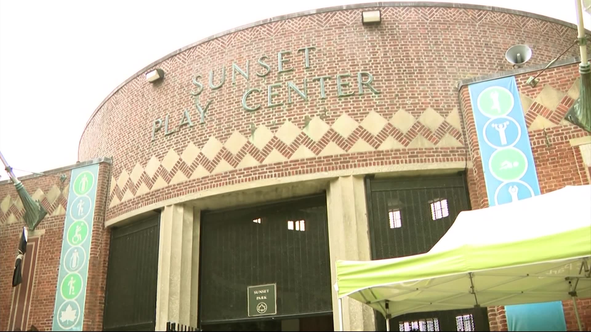 Migrant families arrive at Sunset Park rec center, McCarren Park for ...