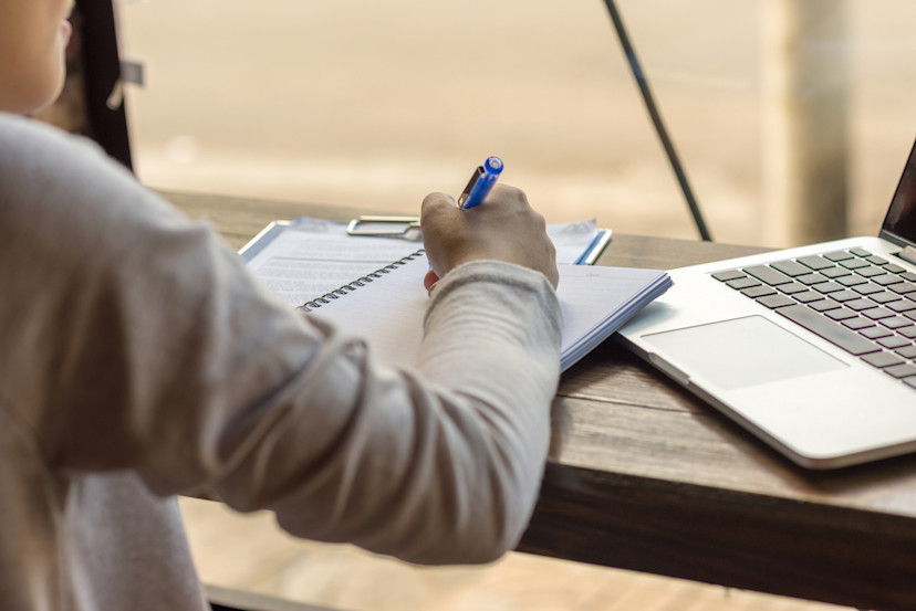 How to Write Like a Journalist: 8 Tips - 2025 - MasterClass