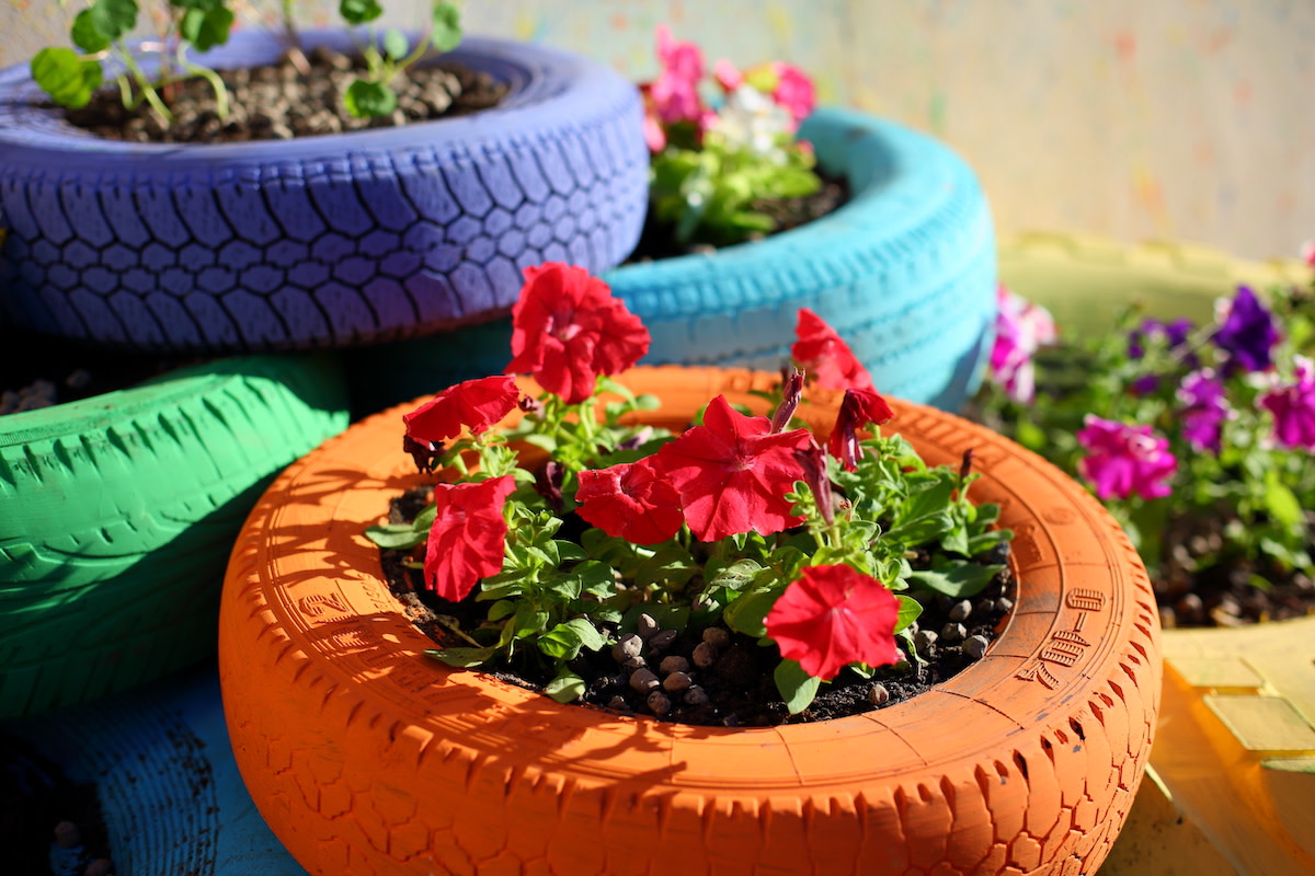 4 Tire Garden Ideas for Your Yard: How to Use Tires as Planters - 2022 ...