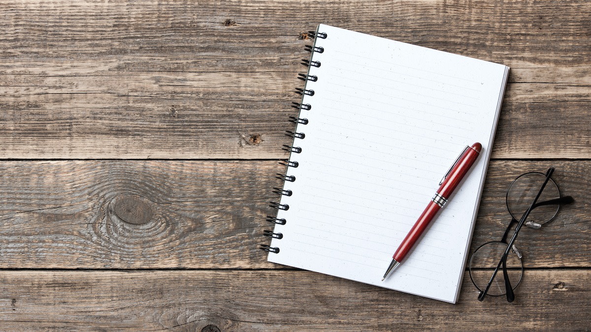 What Is a Dek in Journalism? How to Write a Dek