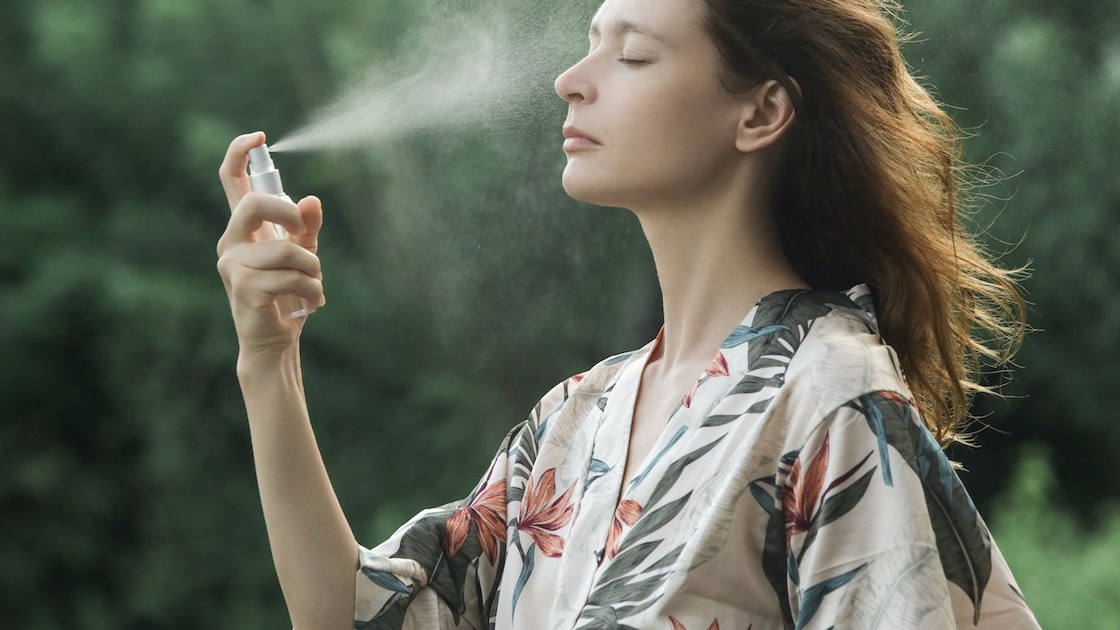 How to Reapply Sunscreen Over Makeup: 3 Techniques - 2022 - MasterClass